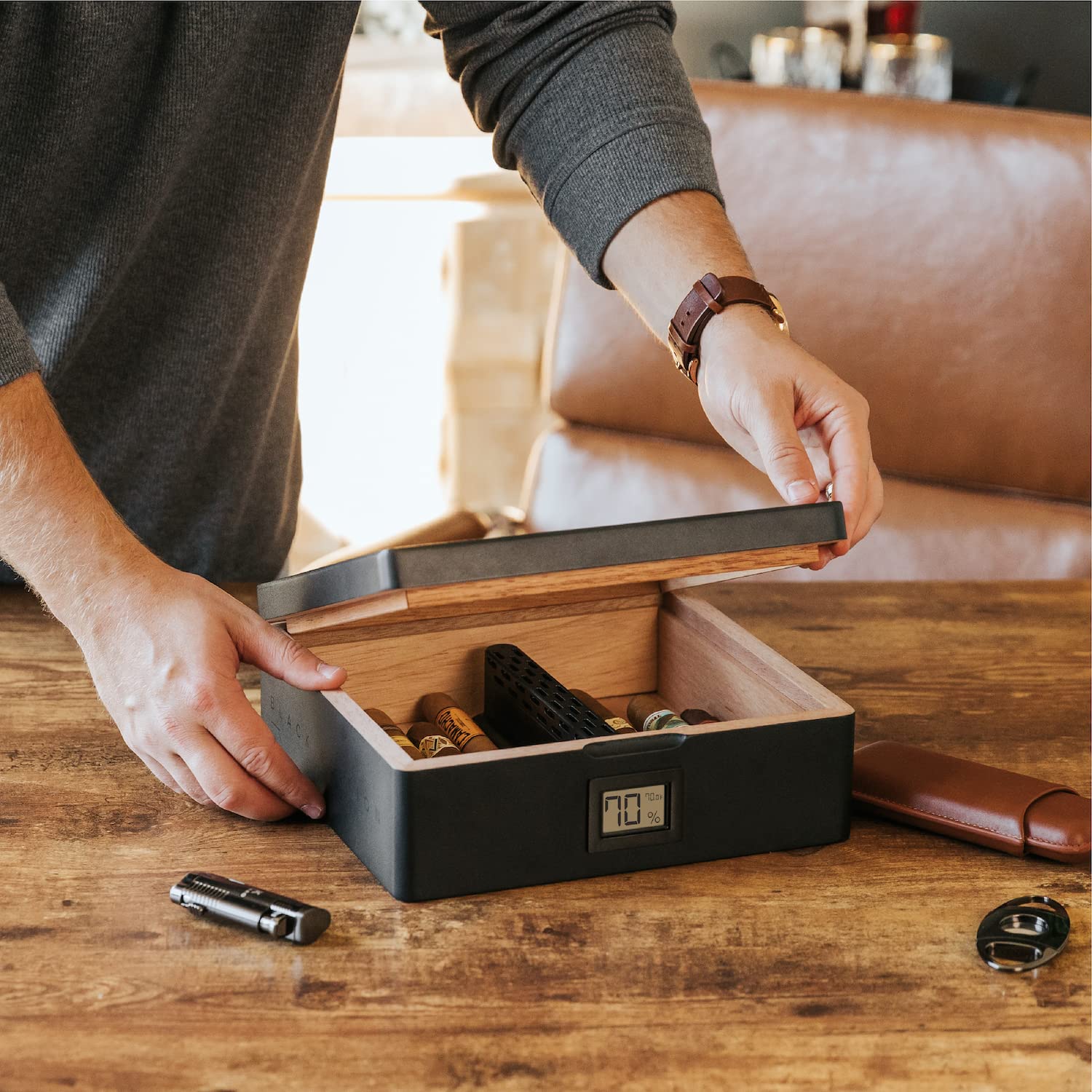 CASE ELEGANCE MAG Cigar Humidor, Glass Top with Magnetic Seal, Storage for 20-30 Cigars, Matte Black with Custom Polished Black Hardware, Digital Hygrometer, Spanish Cedar, New Hydro Channel