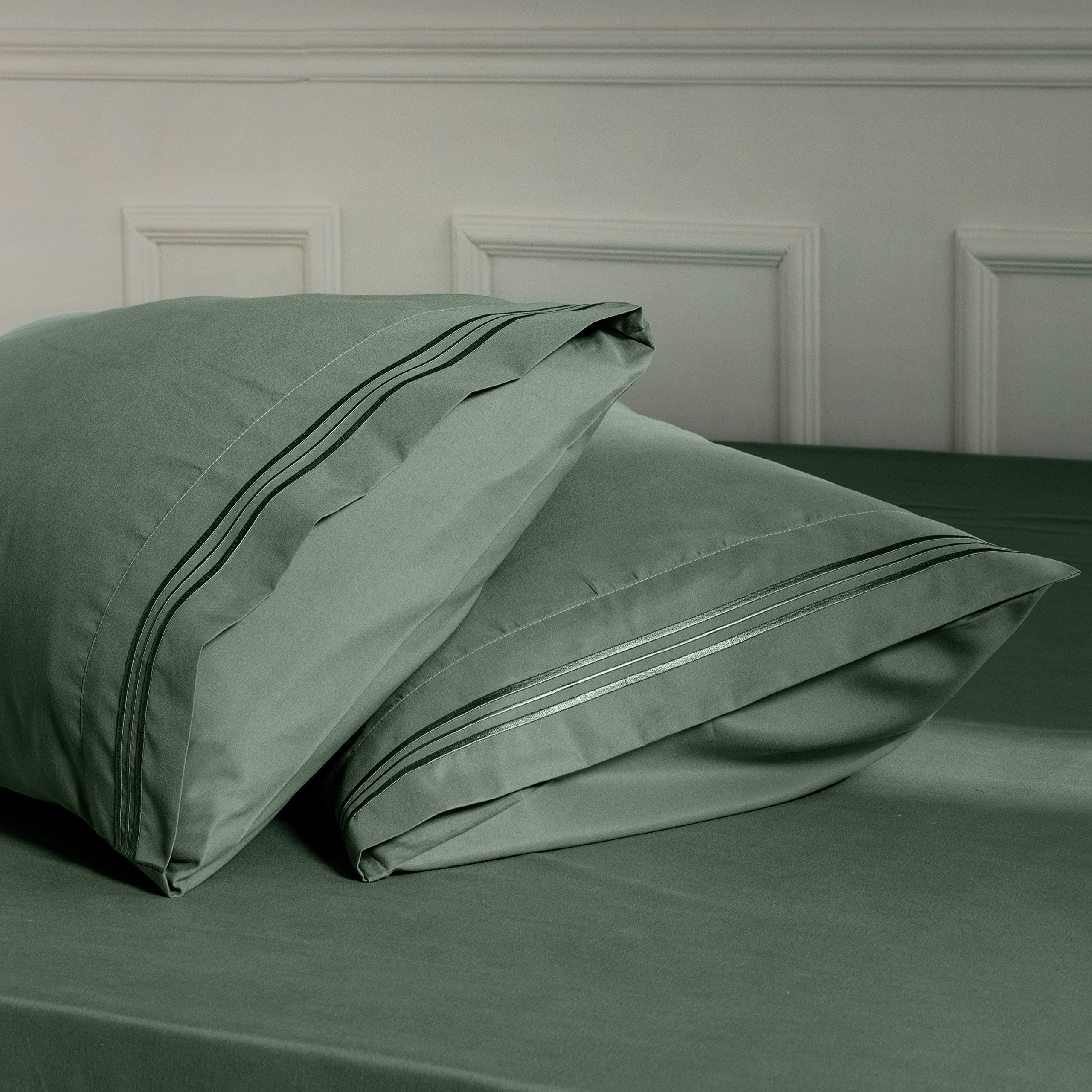 Aormenzy Microfiber Pillow Cases - Standard Size Set of 4-1800 Thread Count Ultra Soft Green Pillowcases - Wrinkle Resistant Pillow Covers with Envelope Closure - 20" x 26"