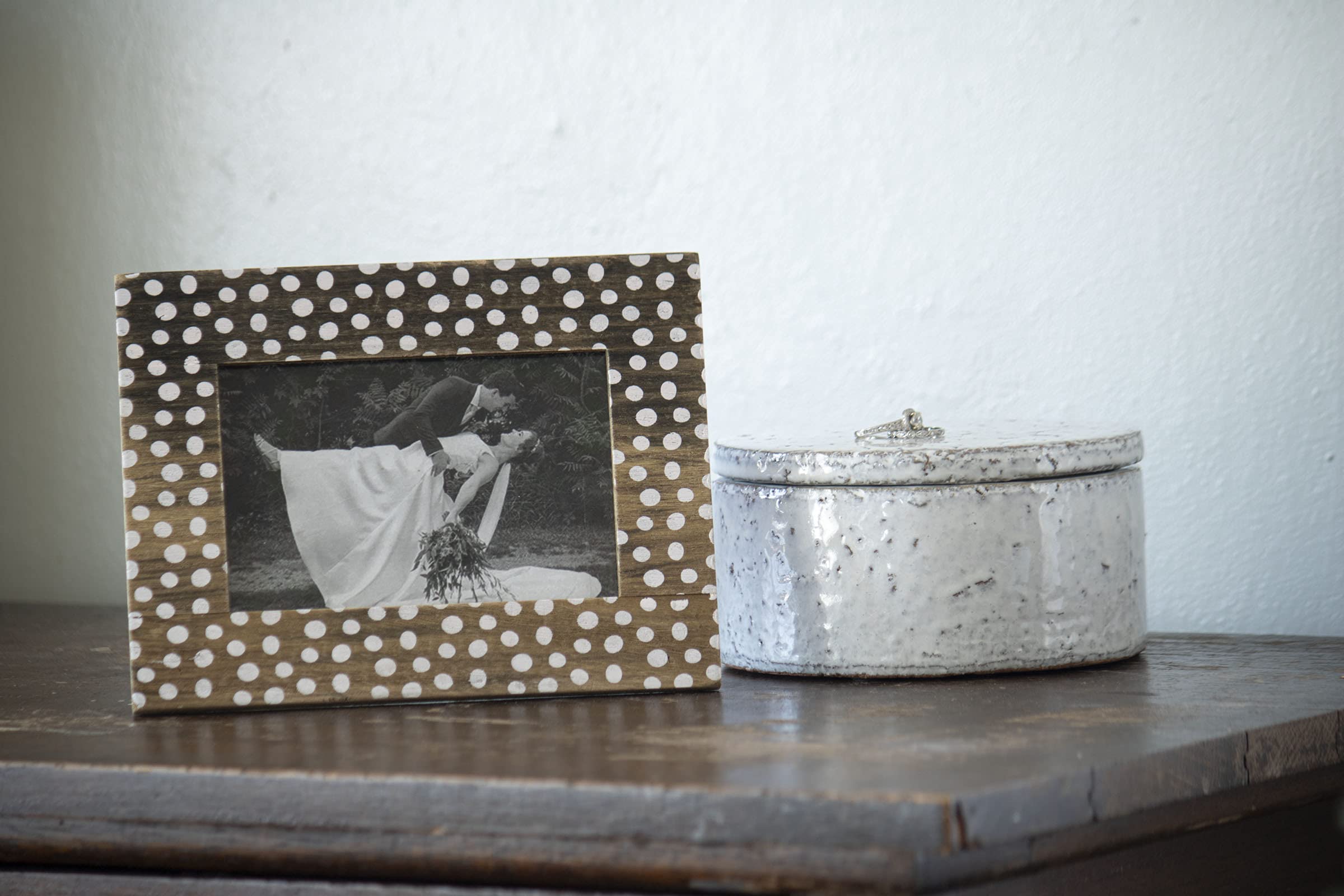 Foreside Home & Garden White Polka Dot Pattern 4x6 inch Wood Decorative Picture Frame