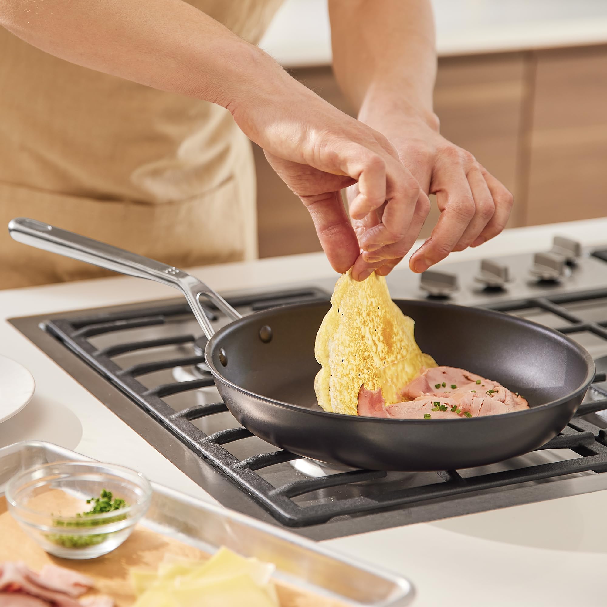 Misen Nonstick Frying Pan - Non Stick Fry Pans for Cooking Eggs, Omelettes and More - 10 Inch Cooking Surface Nonstick Skillet