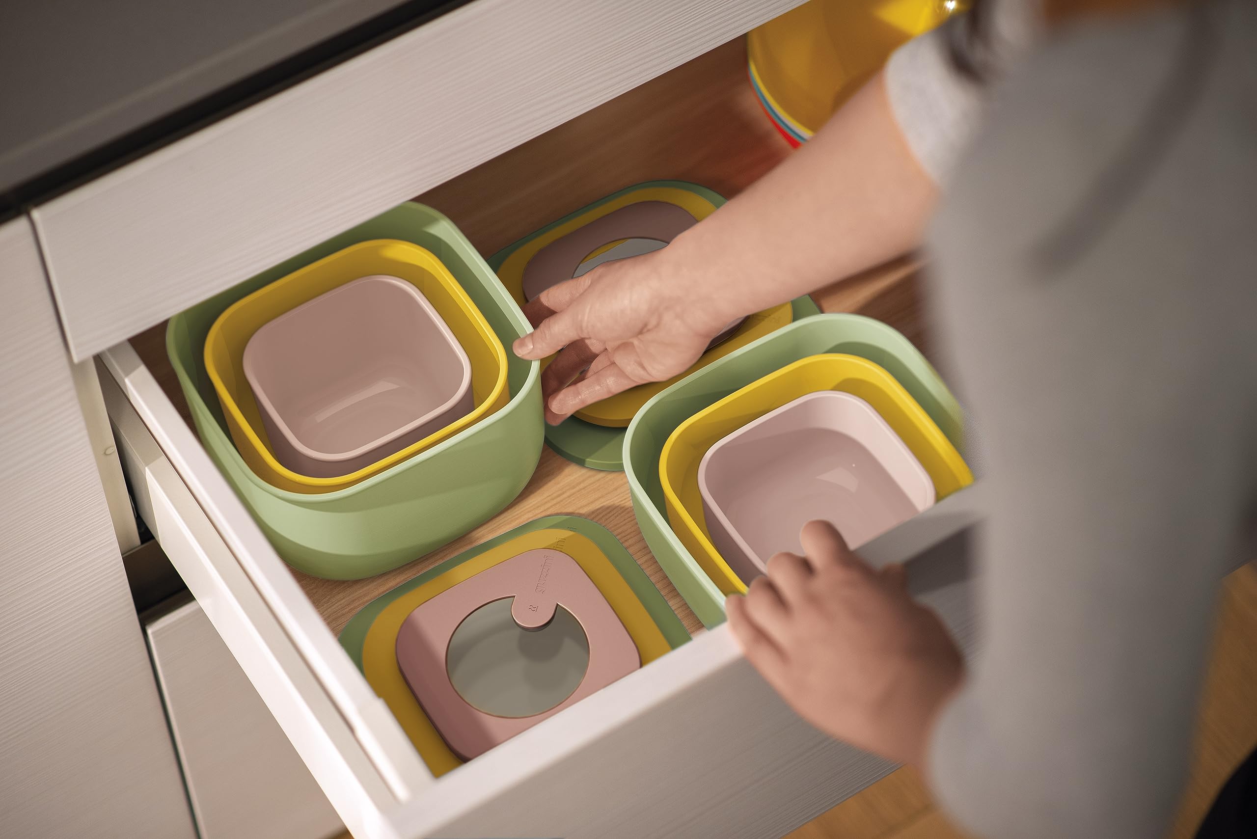 Guzzini - Kitchen Active Design, STORE&MORE BIO Set of 3 Shallow Airtight Fridge/Freezer/Microwave Containers - Multicolour, 19,5 x19,5 x h9,3 cm | 450/975/1900 cc - 17072552