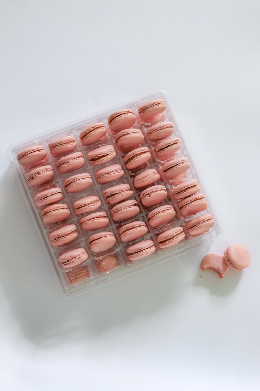 Vend Exchange Macaron Storage Freezer box - Large Storage Box with 2 Macaron Containers - Stores 70 Macarons