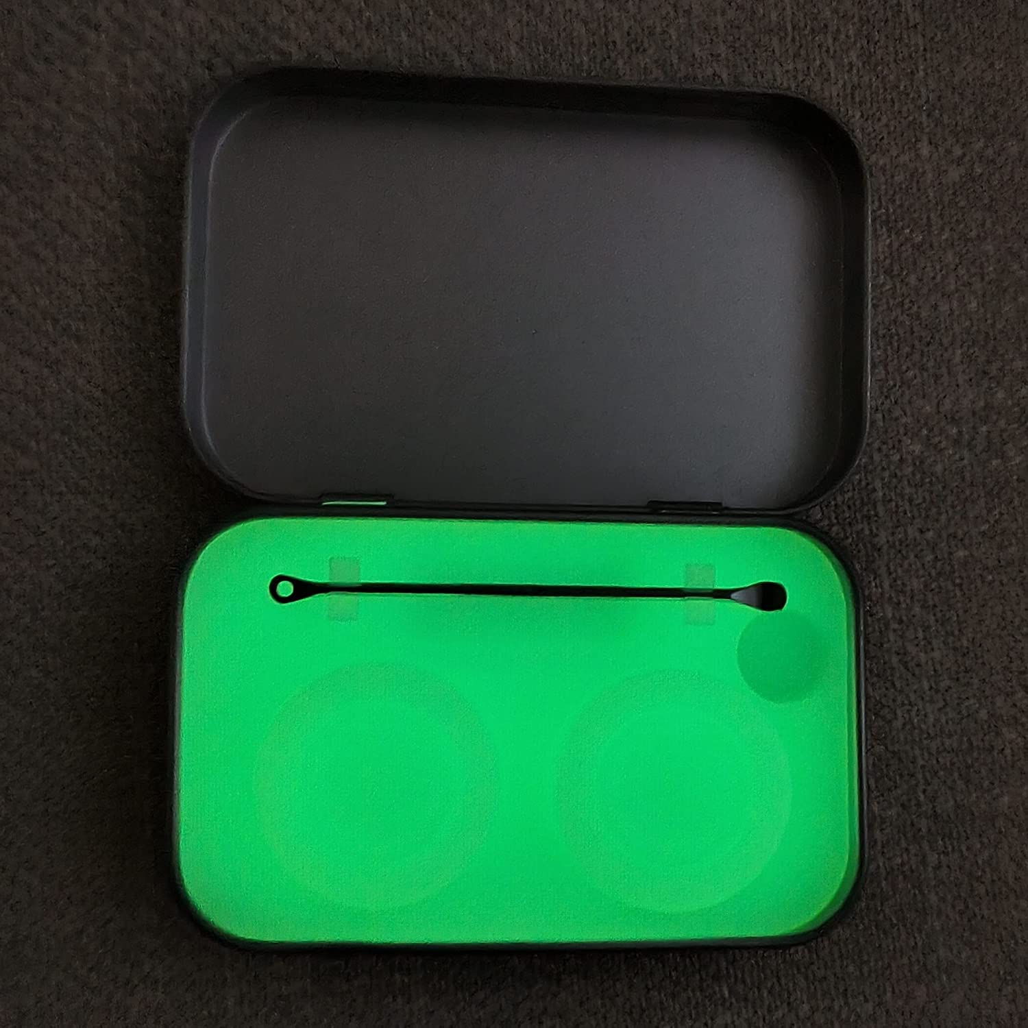 Vitakiwi Portable Silicone Carving Travel Tin Kit with Non-stick 5ml Concentrate Containers (Glow In The Dark)