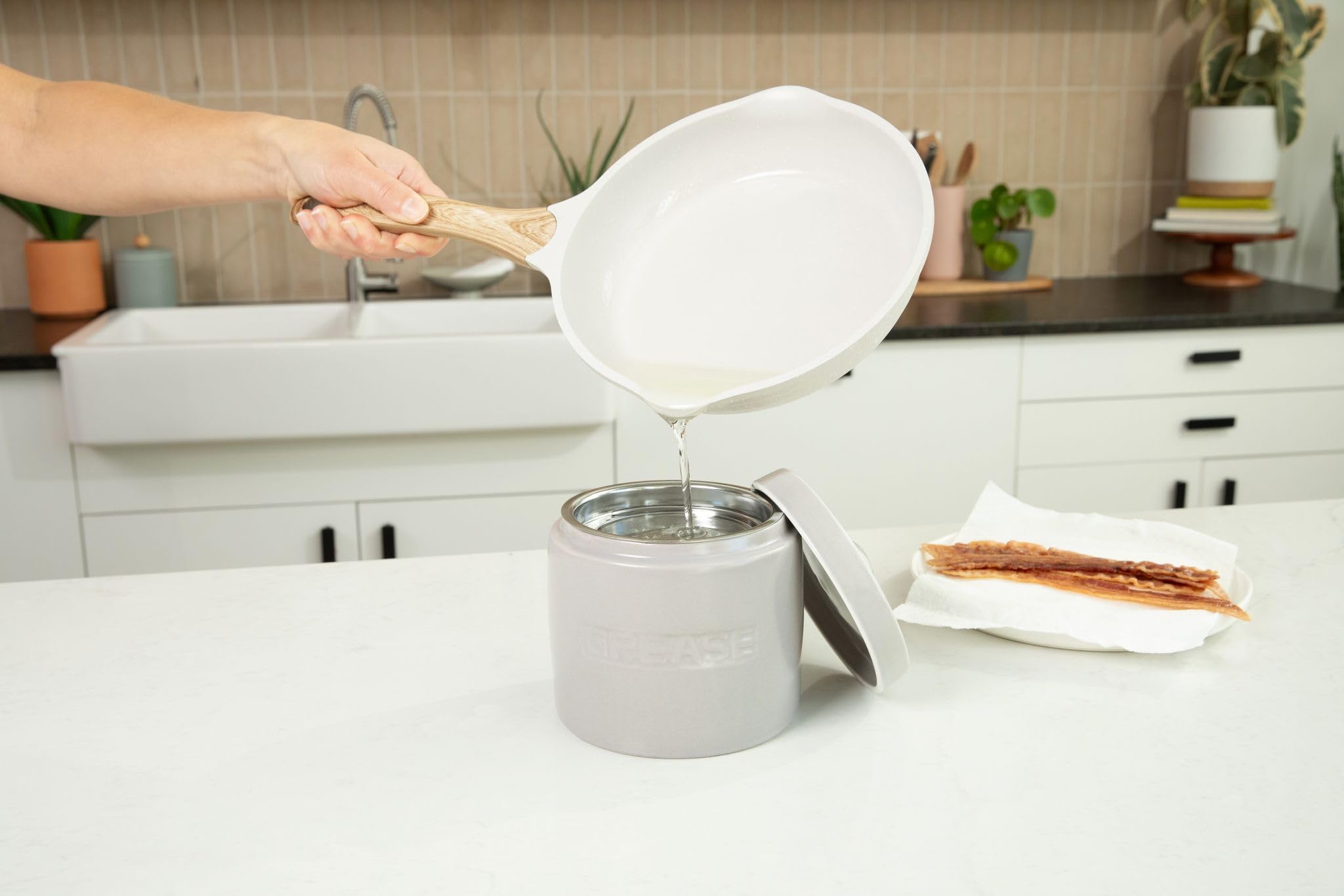 CYPRESS SUNRISE Bacon Grease Saver with Strainer - 32oz Ceramic Container for Kitchen Holds Bacon Fat Drippings Oil for Reuse - Keeper Can Hold Cooking Frying Oil - Dishwasher Safe