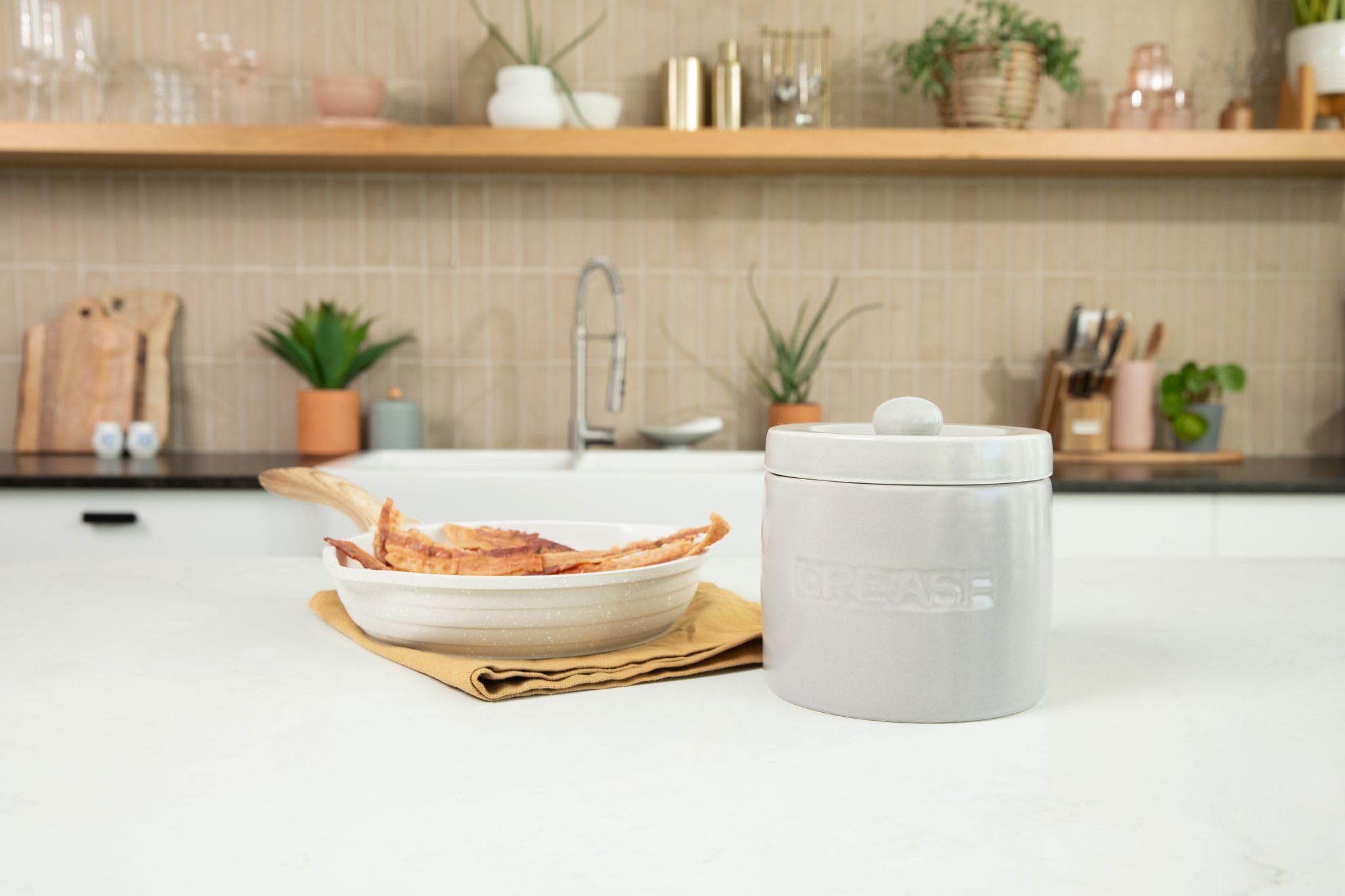 CYPRESS SUNRISE Bacon Grease Saver with Strainer - 32oz Ceramic Container for Kitchen Holds Bacon Fat Drippings Oil for Reuse - Keeper Can Hold Cooking Frying Oil - Dishwasher Safe