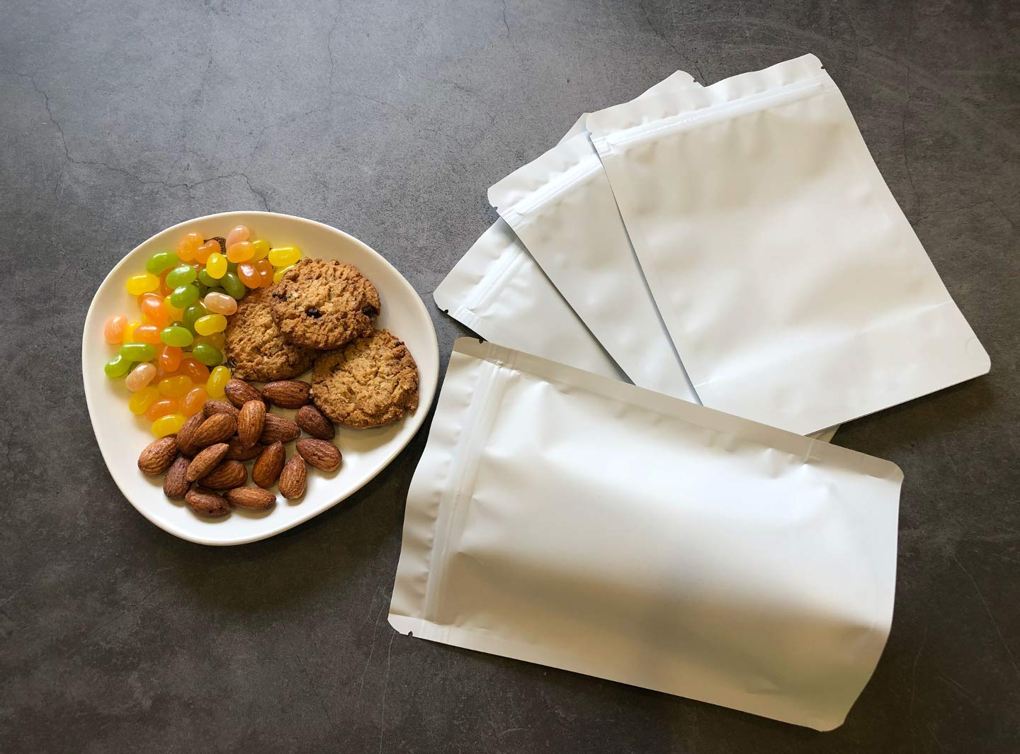 100 Pack 5.5x7.8 Inches Matte White and 100 Pack 6.3x9.4 Inches Matte Black Mylar Stand Up Bags