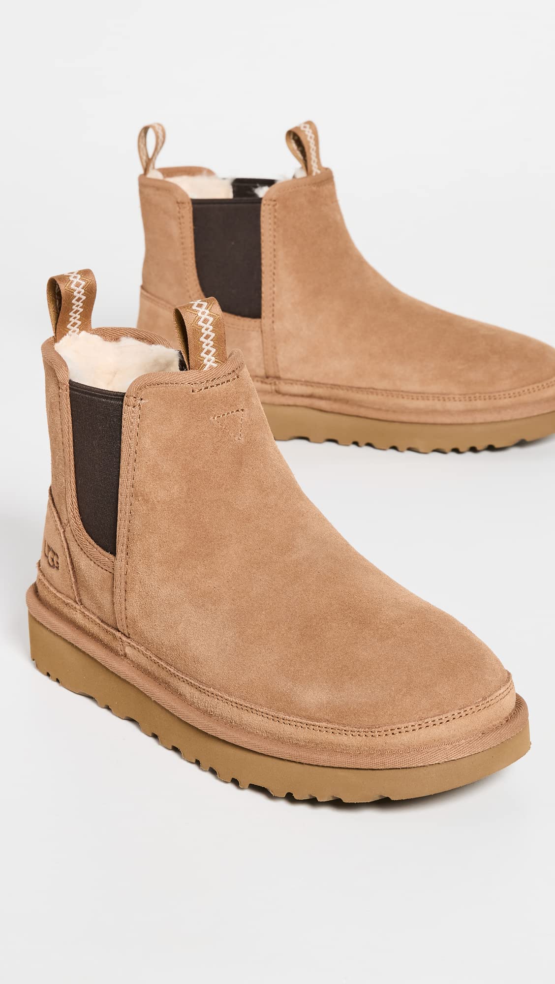 UGG Unisex-Child Neumel Chelsea Boot, Chestnut, 6 Big Kid