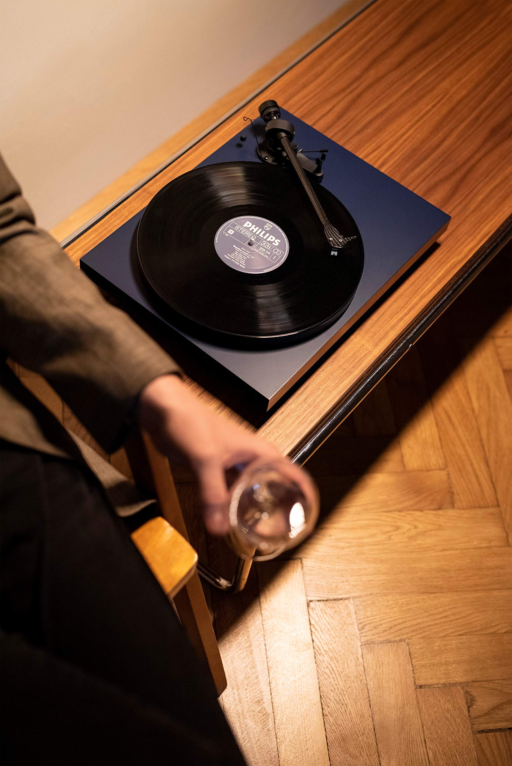 Pro-Ject Debut Carbon EVO, Audiophile Turntable with Carbon Fiber tonearm, Electronic Speed Selection and pre-Mounted Sumiko Rainier Phono Cartridge (High Gloss Black)