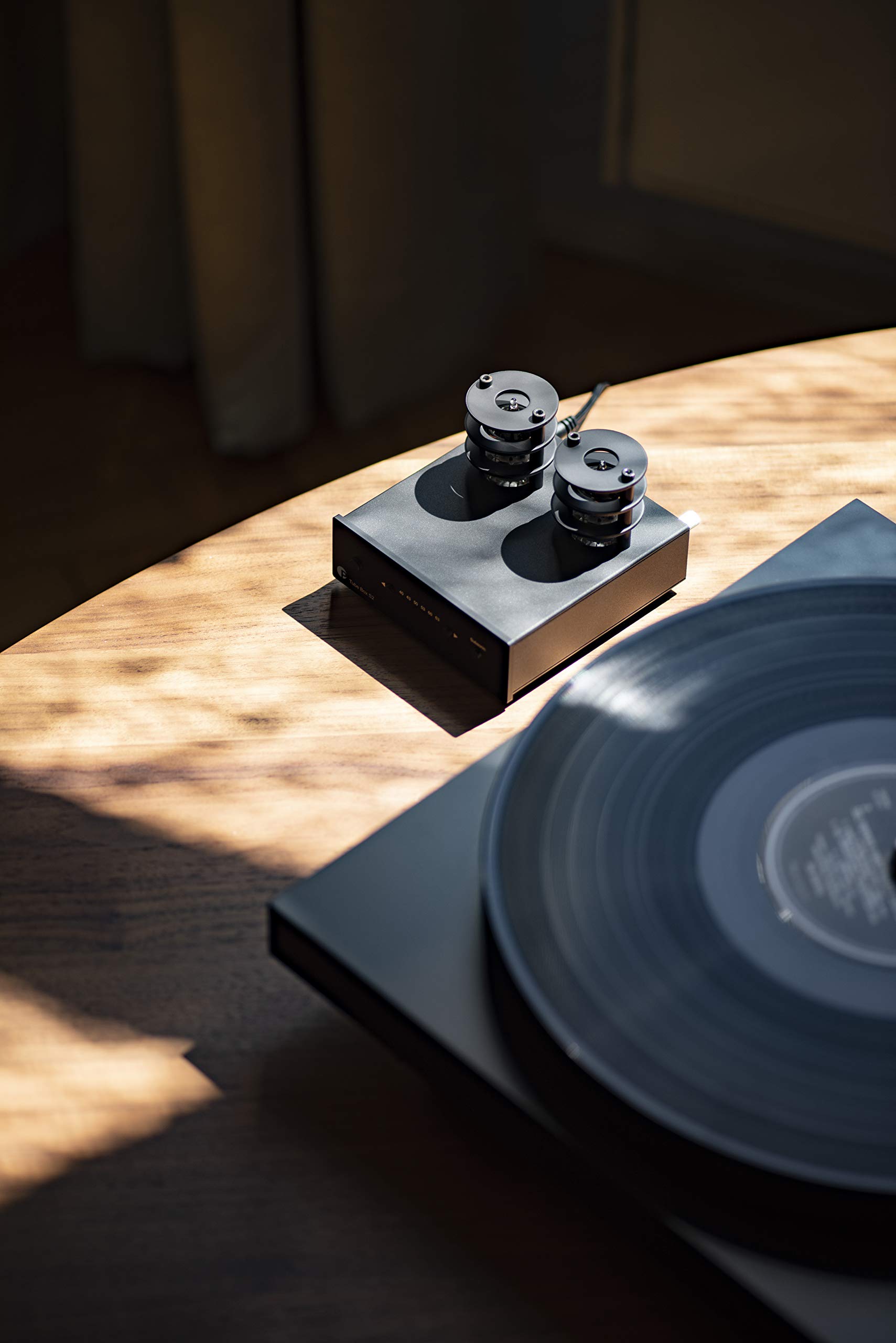 Pro-Ject Debut Carbon EVO, Audiophile Turntable with Carbon Fiber tonearm, Electronic Speed Selection and pre-Mounted Sumiko Rainier Phono Cartridge (High Gloss Black)