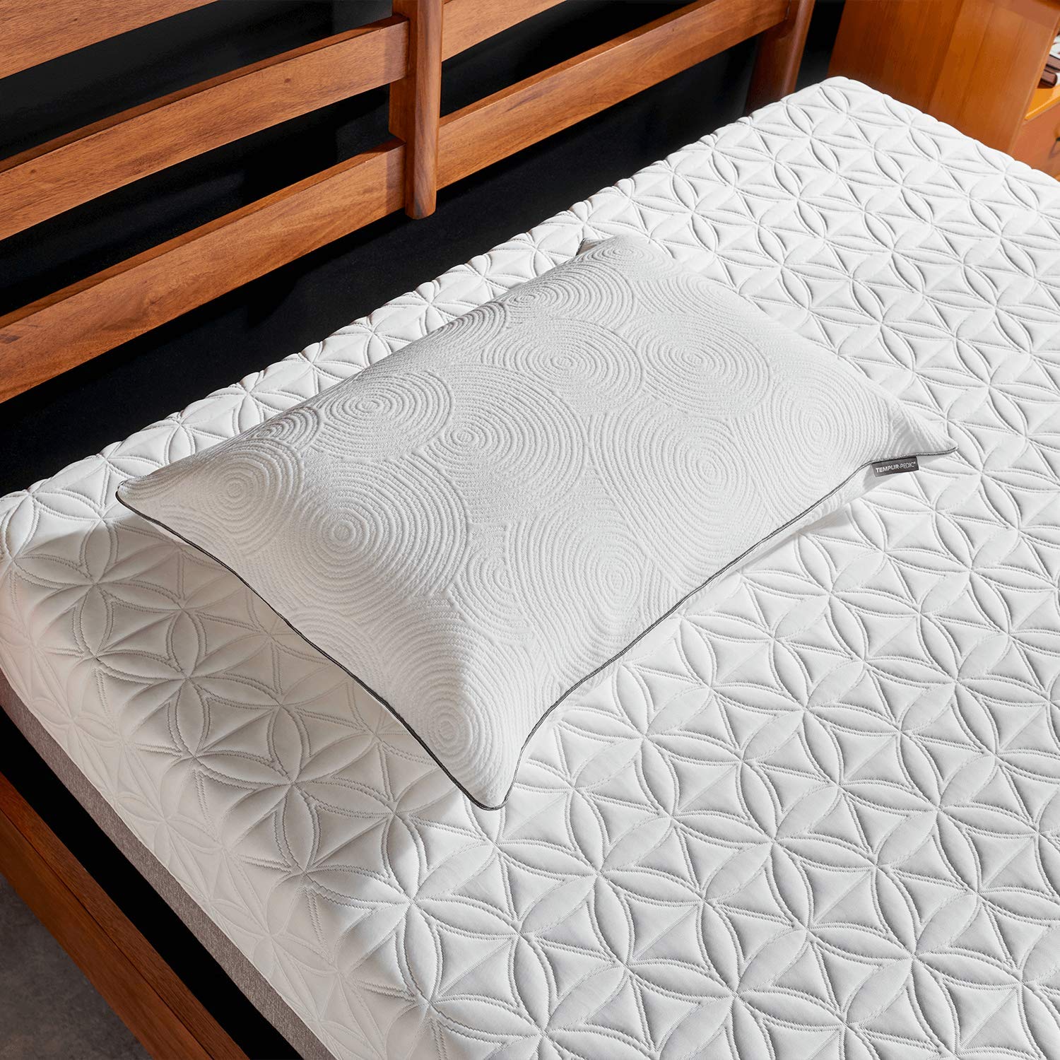 Tempur-Pedic Cloud Breeze Dual Cooling Pillow (King) and TEMPUR-Protect Pillow Protector (King)