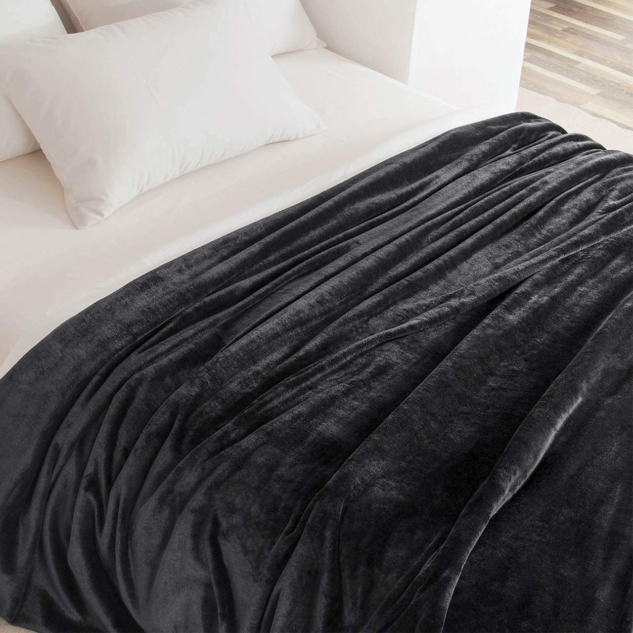 EIUE Comfortable Flannel Throw Blanket,Twin Size Full Body Warming Premium Fleece Bedding Quilt,Reversible Microfiber Blanket for All Season(Black,60x80inch)