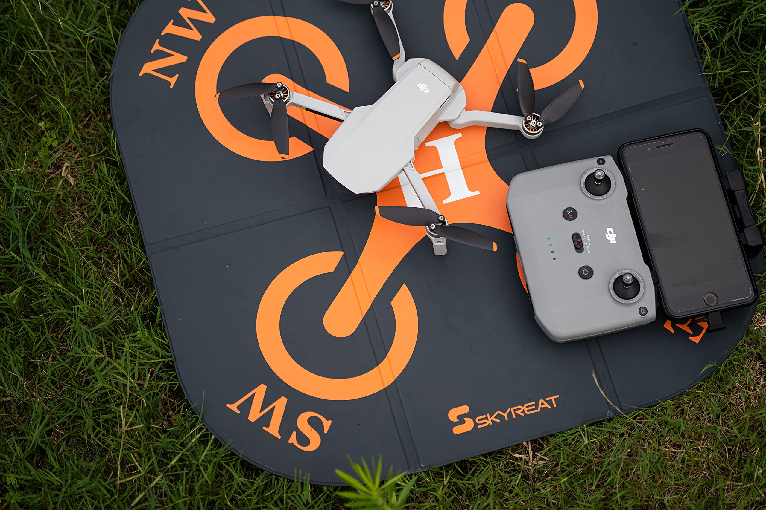Skyreat Drone Landing Pad Weighted, 50cm(20") Foldable Waterproof Helicopter Landing Pad for DJI Mini 2 / Mini 3 Pro/Mavic 3 / Air 3 / Air 2 / Air 2S / Holy Stone/Avata Pro FPV Drones Accessories