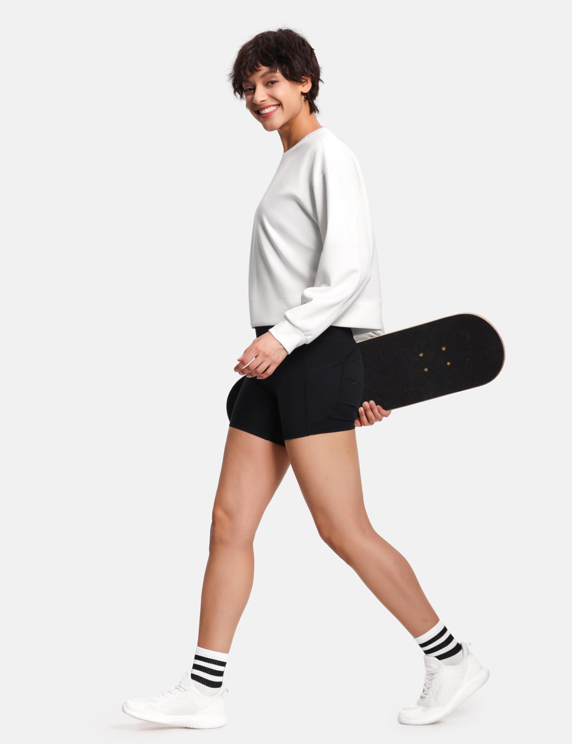 THE GYM PEOPLE Women's Crewneck Cropped Pullover Sweatshirt Cute Basic Long Sleeves Workout Tops White