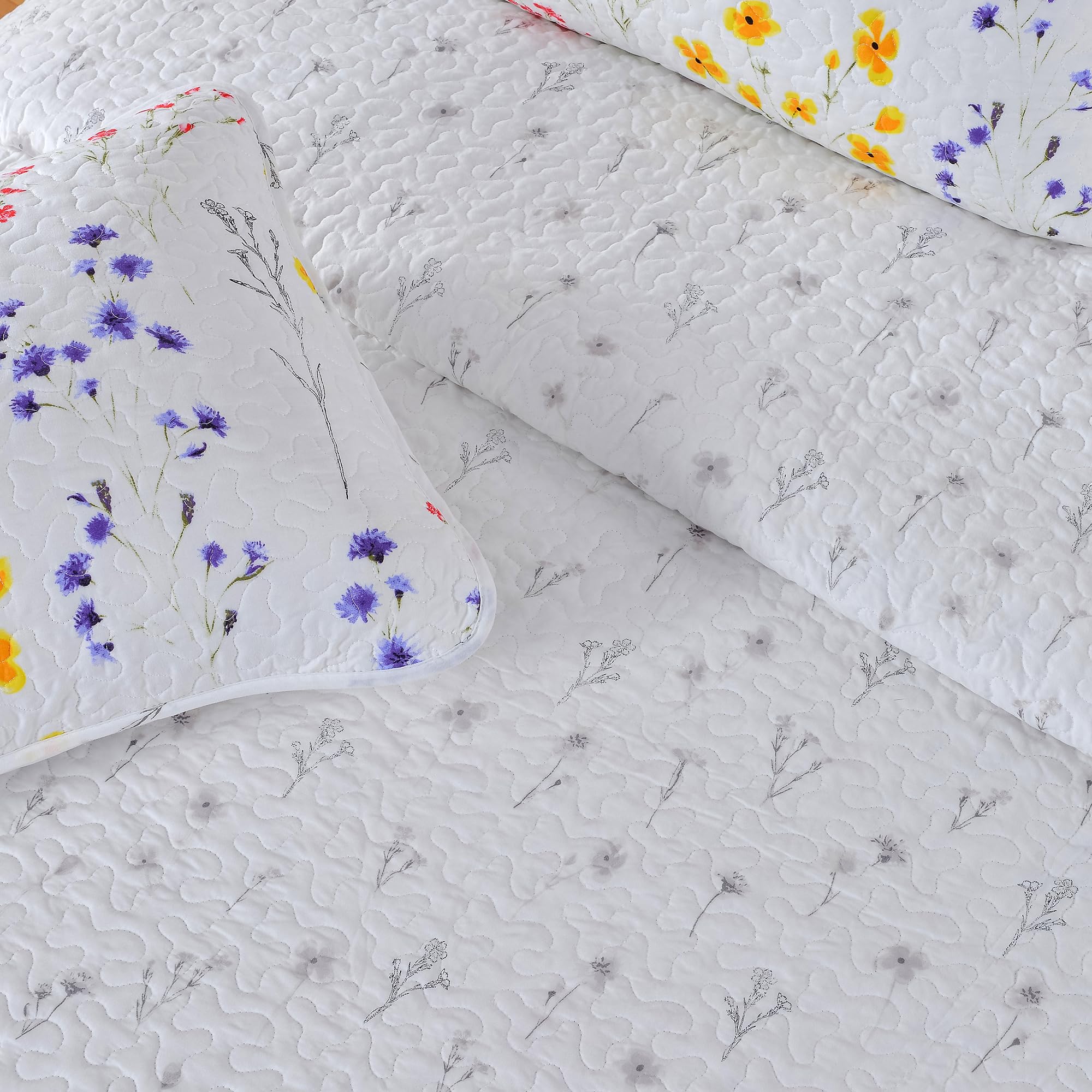 great bay HOME Marianne Collection 3 Piece Quilt Set with Shams. Reversible Floral Bedspread Coverlet. Machine Washable. (Full / Queen, Multi)
