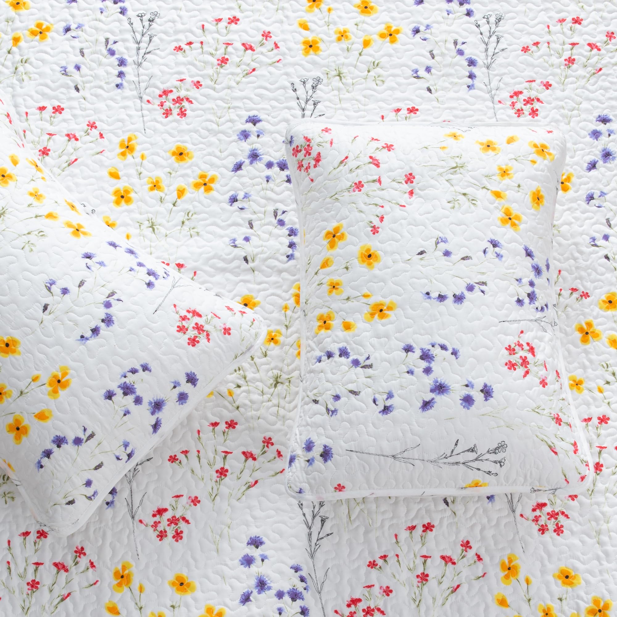 great bay HOME Marianne Collection 3 Piece Quilt Set with Shams. Reversible Floral Bedspread Coverlet. Machine Washable. (Full / Queen, Multi)