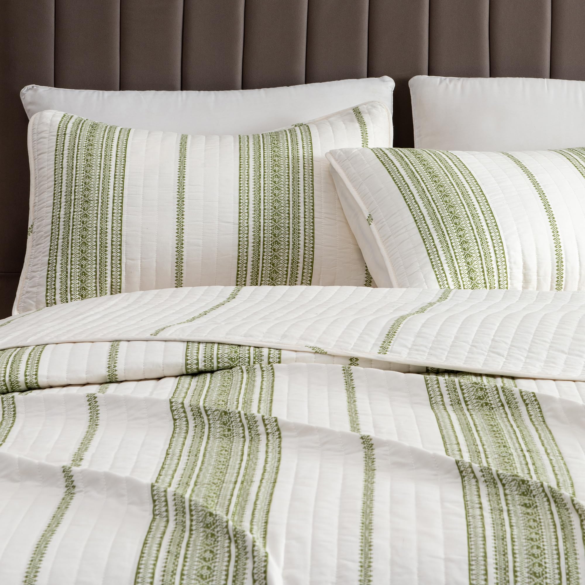 Full/Queen Reversible Quilt Bedding Set - All Season, Modern, Lightweight Bedspreads - White and Green Striped Coverlets (Includes 1 Quilt, 2 Pillow Shams)
