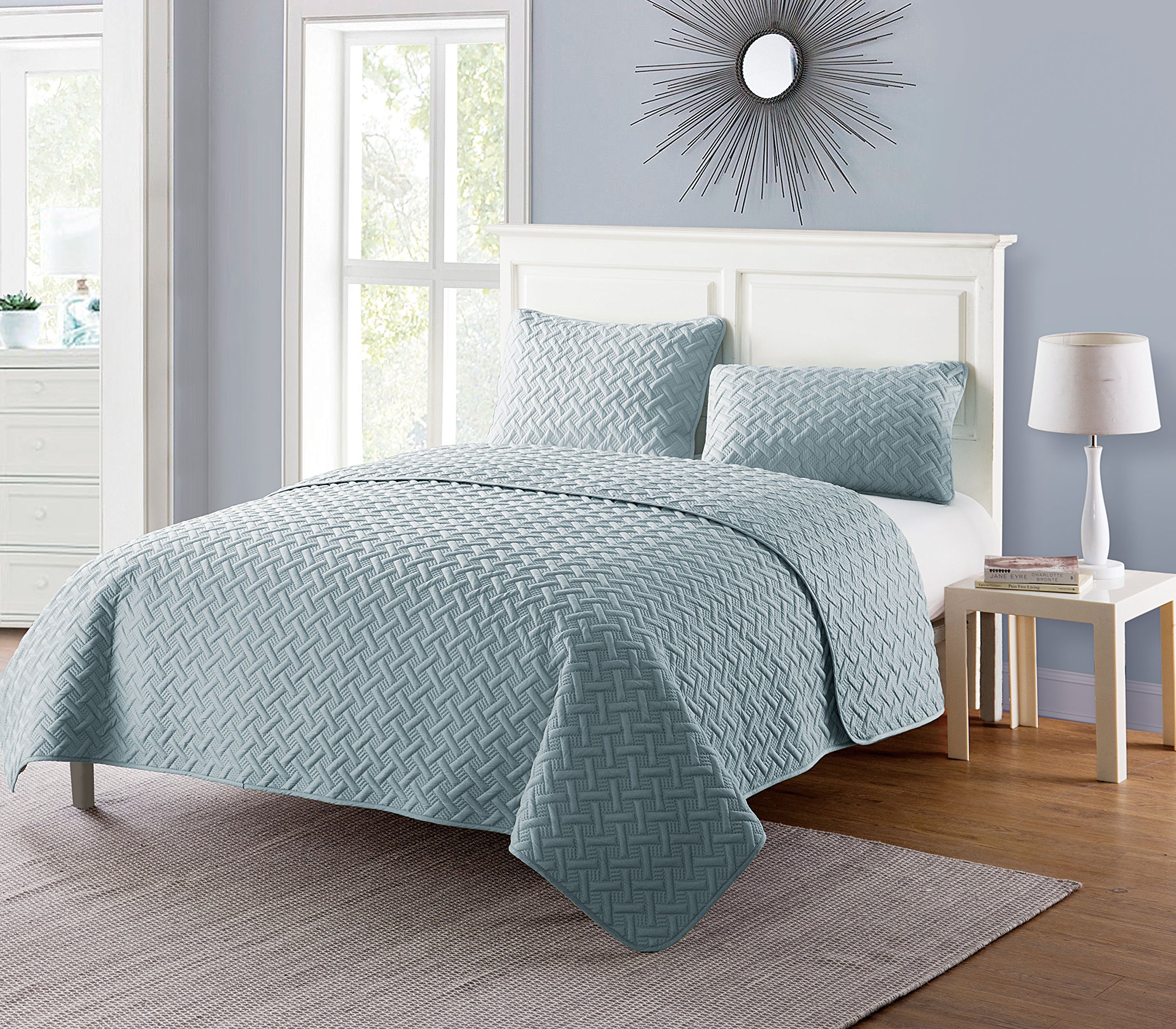 VCNY Home Quilt Super Soft Reversible Bedding Set with Matching Shams, Full/Queen, Nina Blue