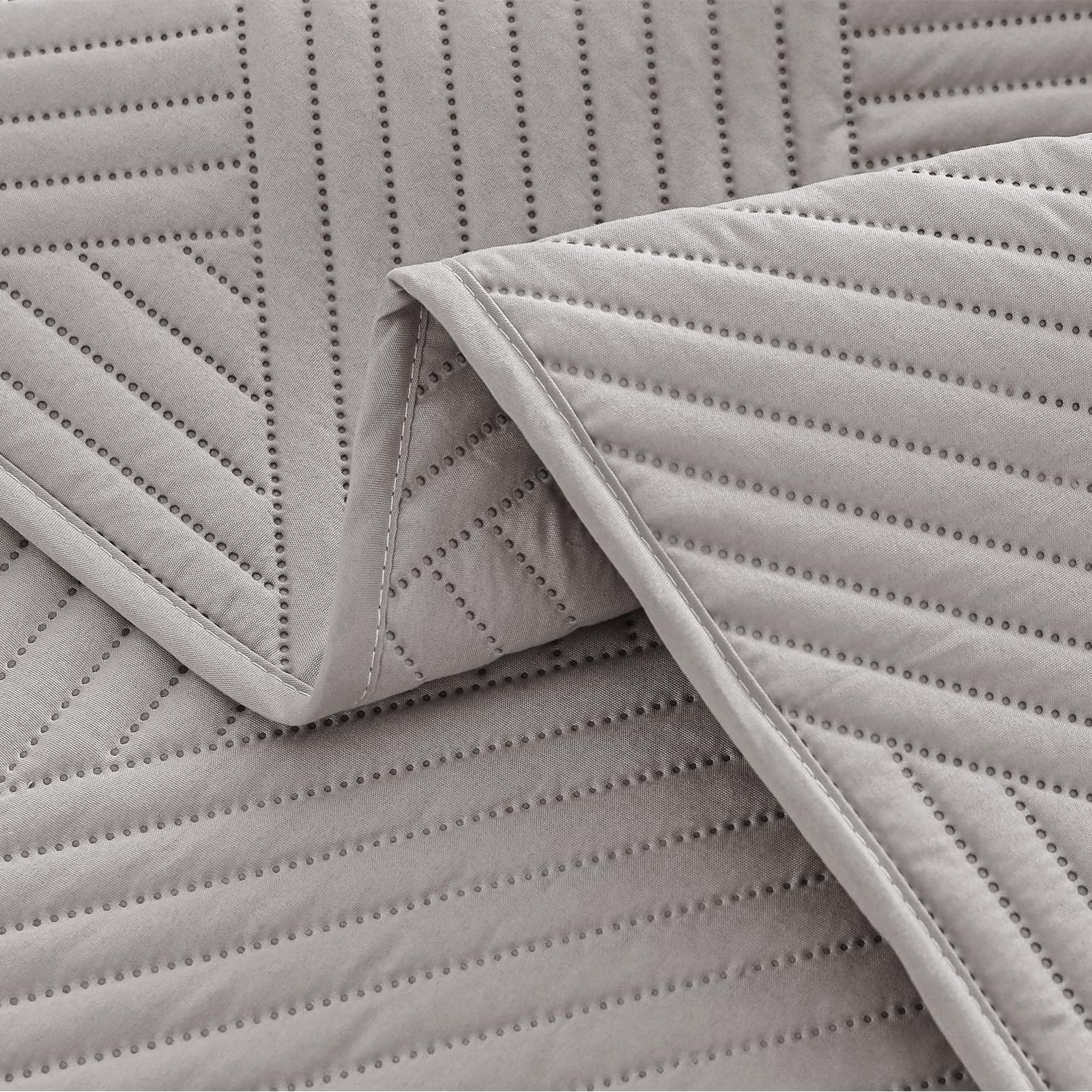 Whale Flotilla Queen Quilt Set, Soft Lightweight Quilts Bedspreads Coverlet with Embossed Pattern, Bedding Sets with 2 Pillow Shams, Reversible Bed Cover for All Seasons, 96x90 Inches, Light Grey