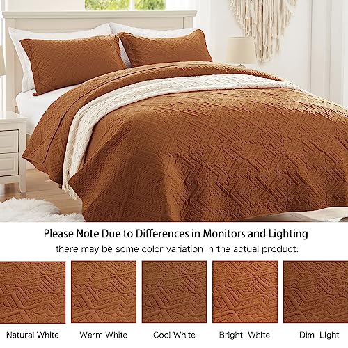 Full Queen Size Burnt Orange Rust Quilt Set - Lightweight 3-Piece 90''x98'' Bedspread Coverlet with Checkered Pattern, Soft Warm Microfiber Bed Cover for All Seasons (1 Quilt, 2 Pillow Shams)
