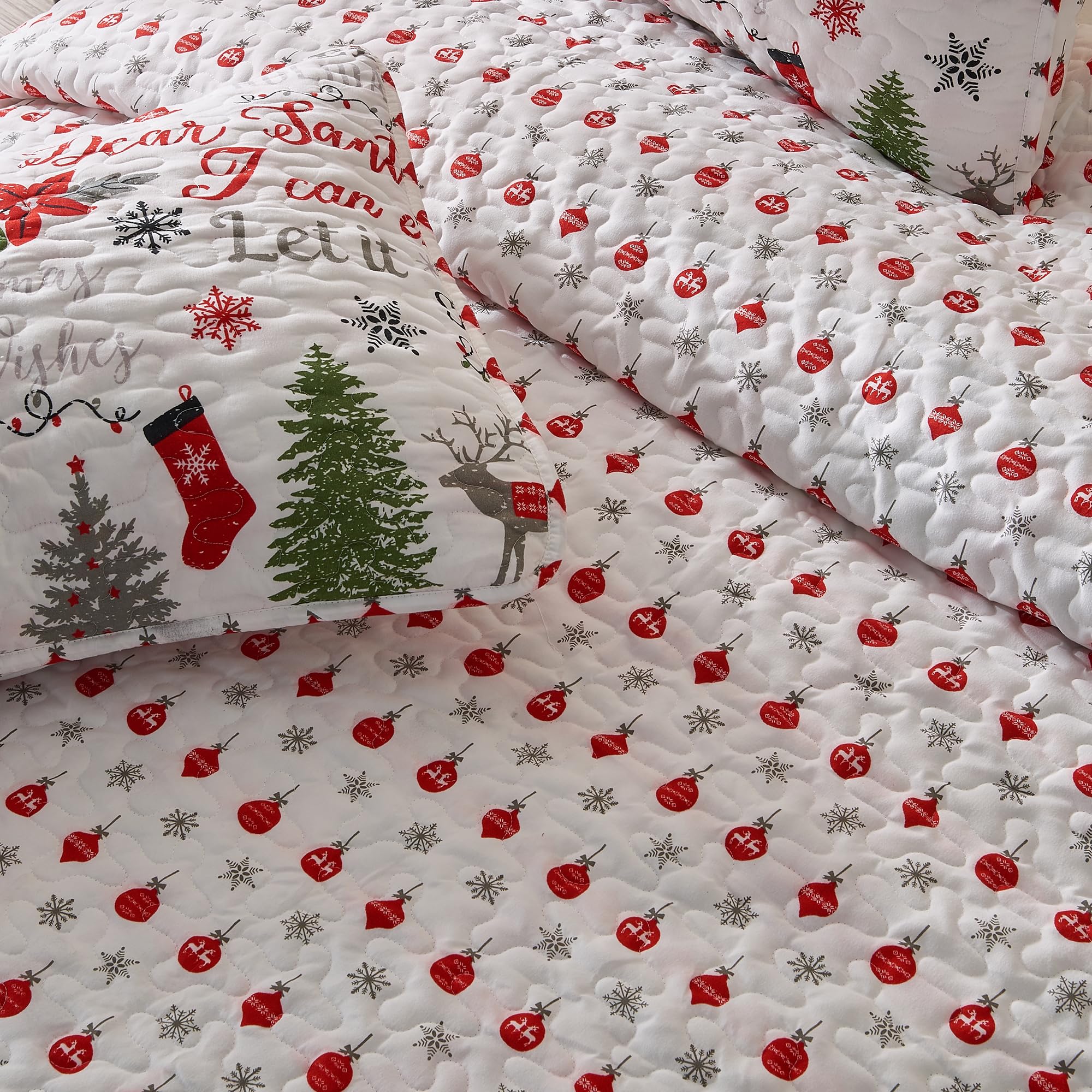 Great Bay Home 3-Piece Christmas Quilt Set with Shams. Reversible Bedspread Coverlet with Holiday Pattern. Carol Collection (Full/Queen)