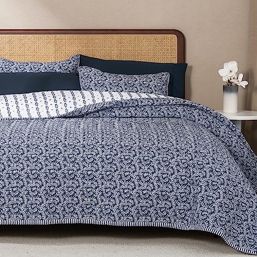 EVERGRACE Floral Printed Quilt Comforter Set Queen Size, 3 Pieces (1 Reversible Quilt Bedding Set, 2 Pillow Shams), Microfiber Lightweight Coverlet Bedspread for All Seasons, Foggy Blue, 92"x96"