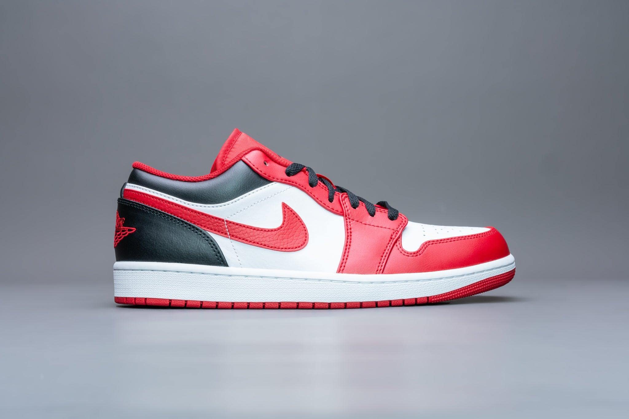 Jordan Mens Jordan 1 Low 553558 163 Bulls - Size 13 Black/White/Red