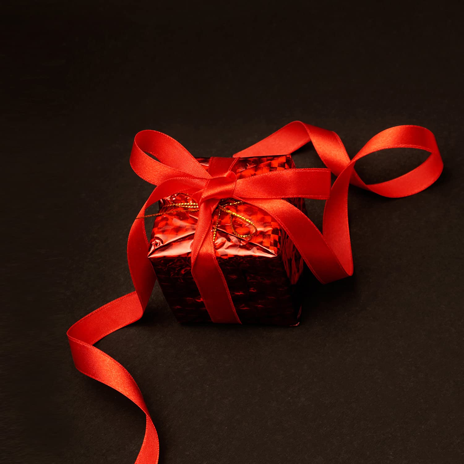 Quhora 5/8 inches Wide x 100 Yards Single Faced Red Polyester Satin Ribbon, Satin Ribbon for Gift, Crafts, Hair Bows, Gift Wrapping, Wedding Party Decoration and More