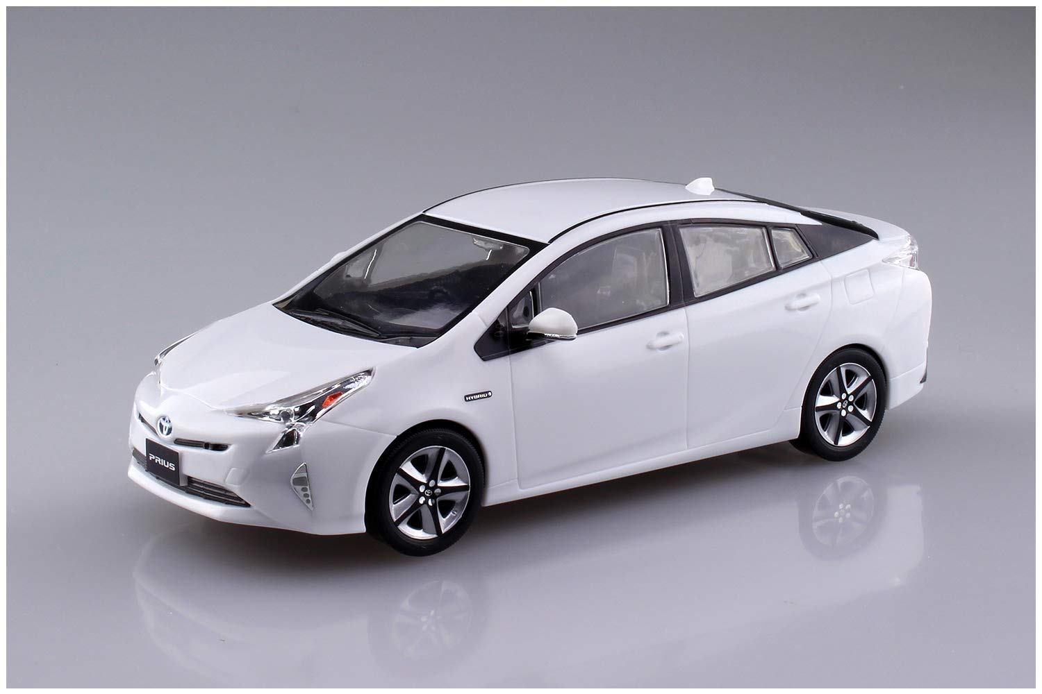 Aoshima 54161 Toyota Prius (Super White II) 1/32 scale pre-painted