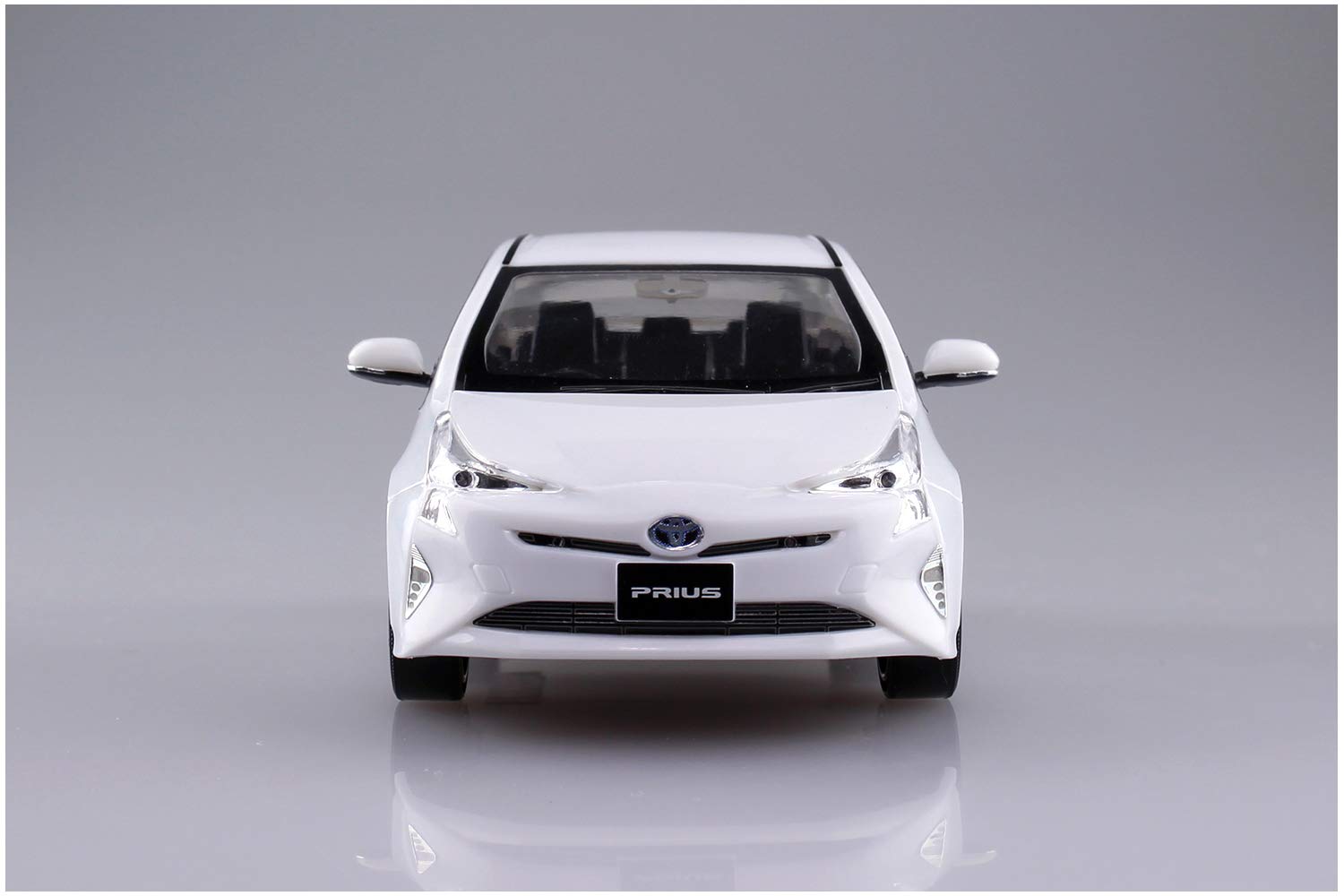 Aoshima 54161 Toyota Prius (Super White II) 1/32 scale pre-painted
