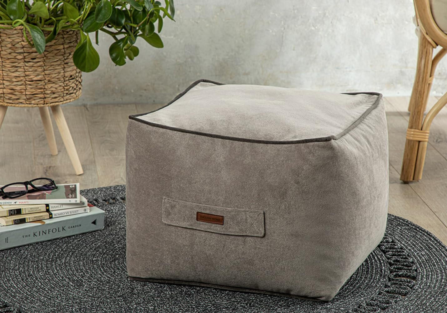 English Home Ottoman Pouffe, Comfortable Cube Foot Stool, Soft Velvet Bean Bag, Home Decor Footstool Extra Seating for Living Room, Bedroom, Casha, 17.7x17.7 inch (45x45 cm), Grey