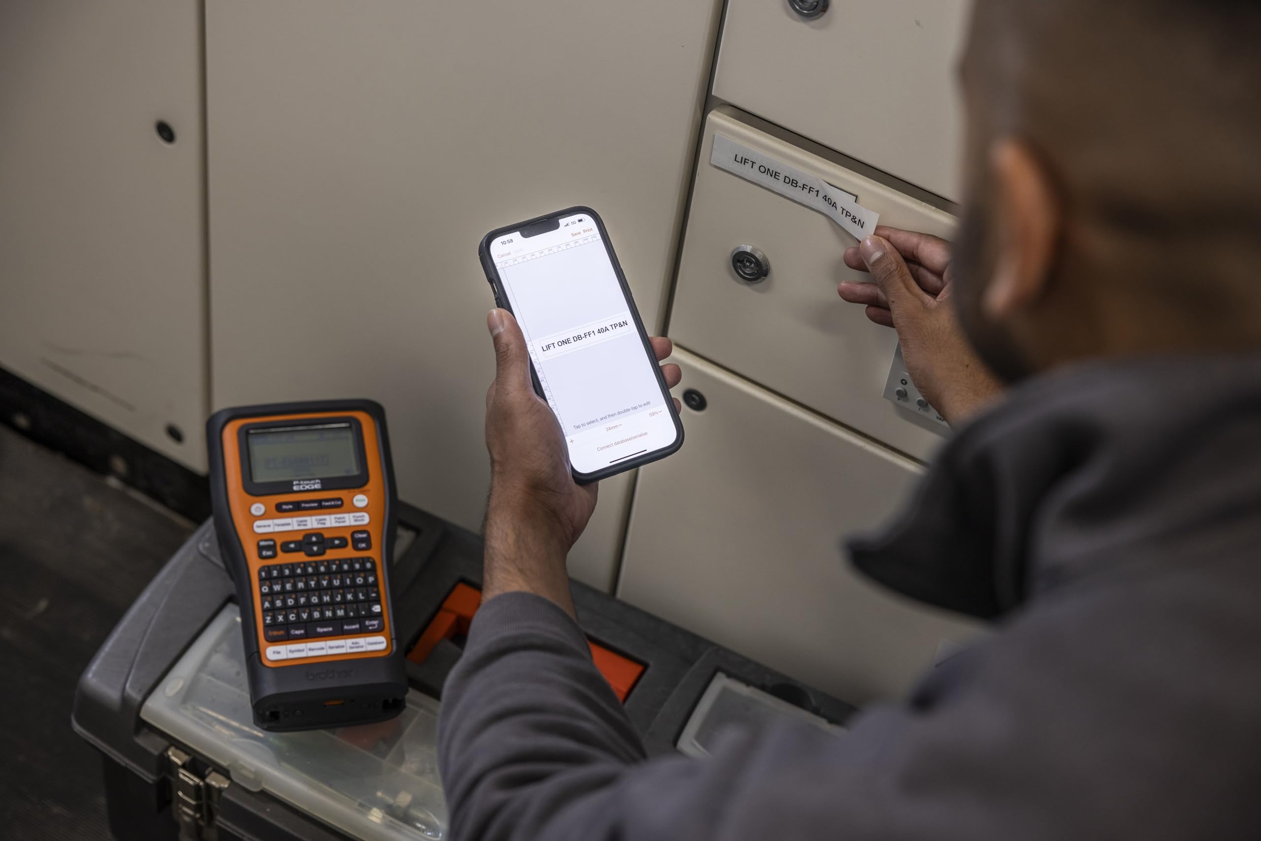 Brother P-Touch-E550W Hand-Held Labeler (UX0987),Black/orange