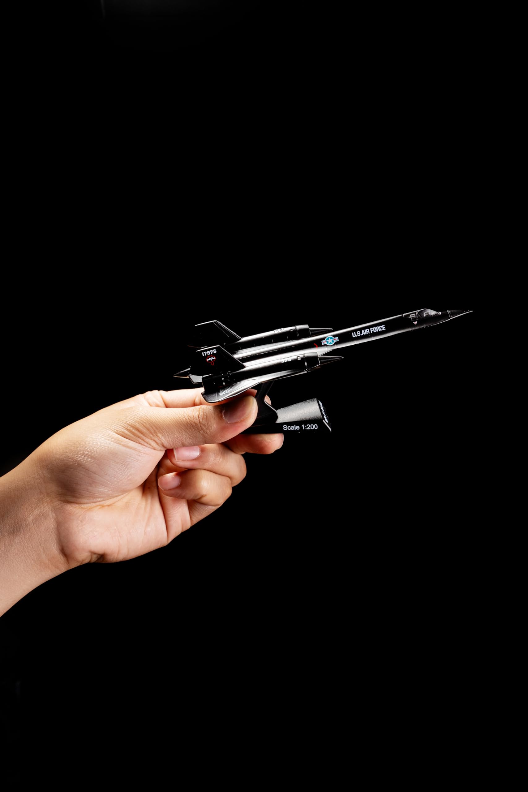 Daron Worldwide Trading SR-71 Blackbird Vehicle (1:200 Scale), Black