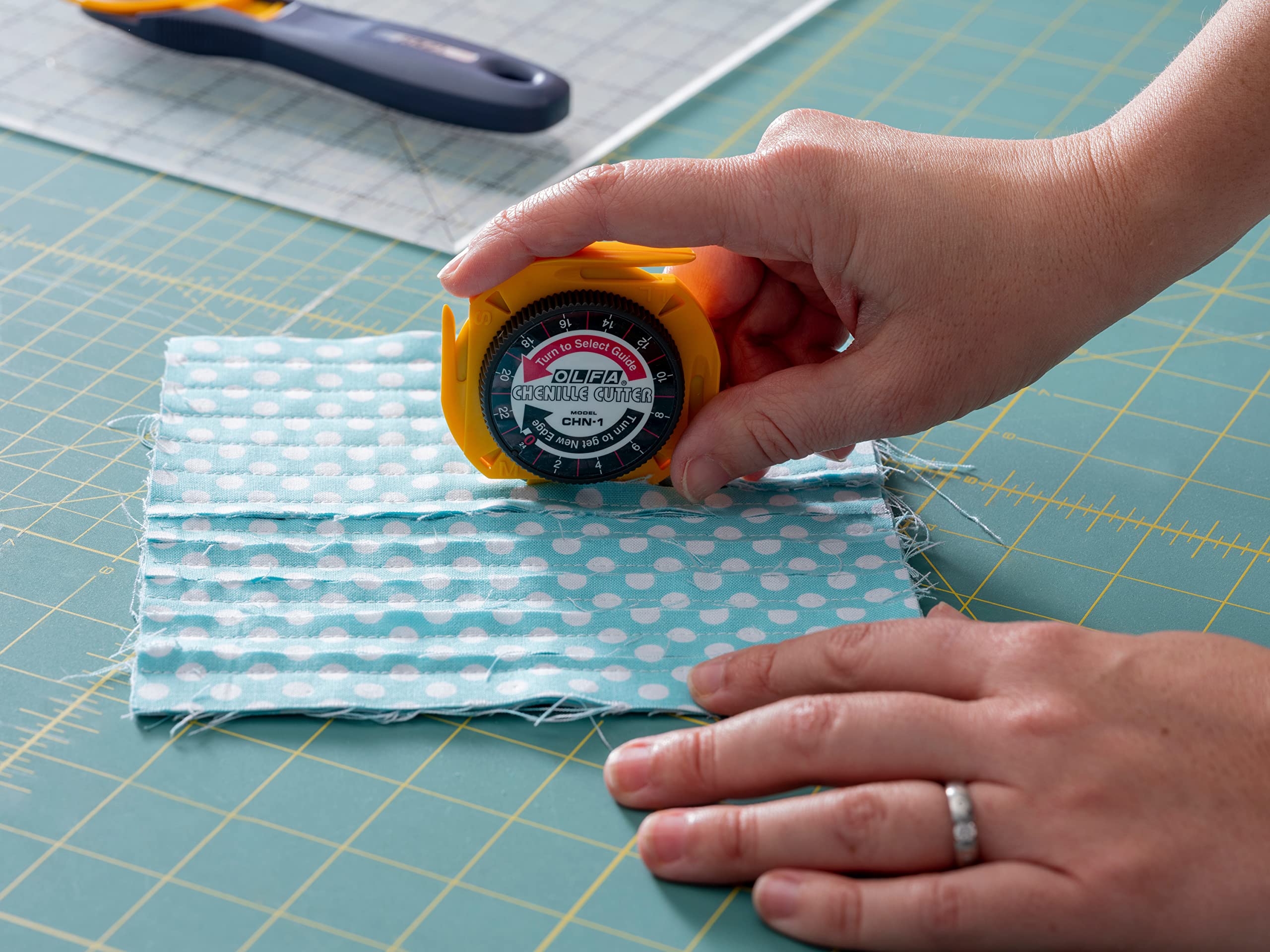 OLFA Chenille Cutter (CHN-1) - Multi-Purpose Rotary Blade Cutter w/ 24 Edges & 4 Sizes for Chenille Fabric, Crafts, Sewing, Quilting, Replacement Blade: OLFA CHB-1