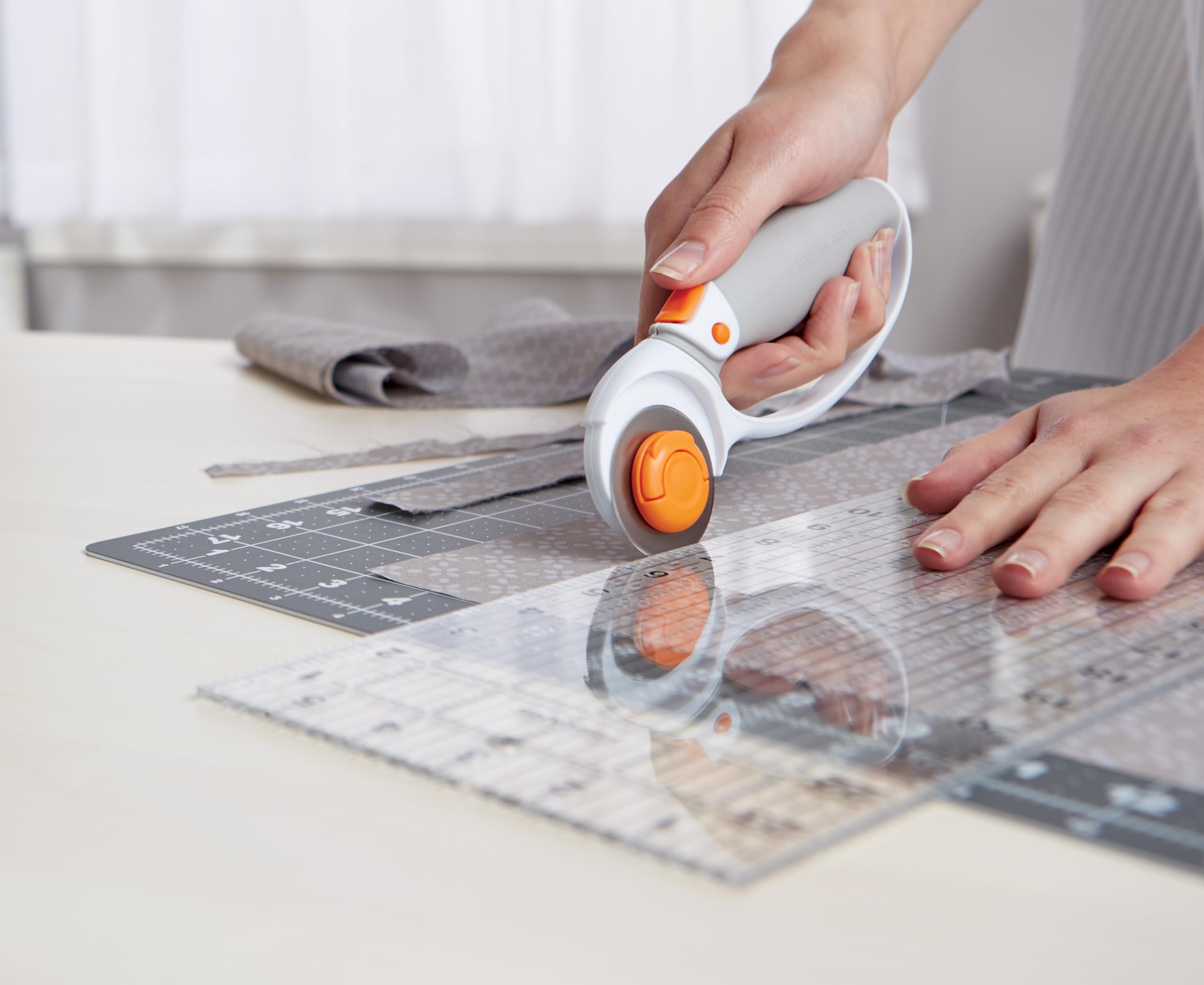 Fiskars 195240-1001 Titanium Easy Blade Change Rotary Cutter, 45 mm
