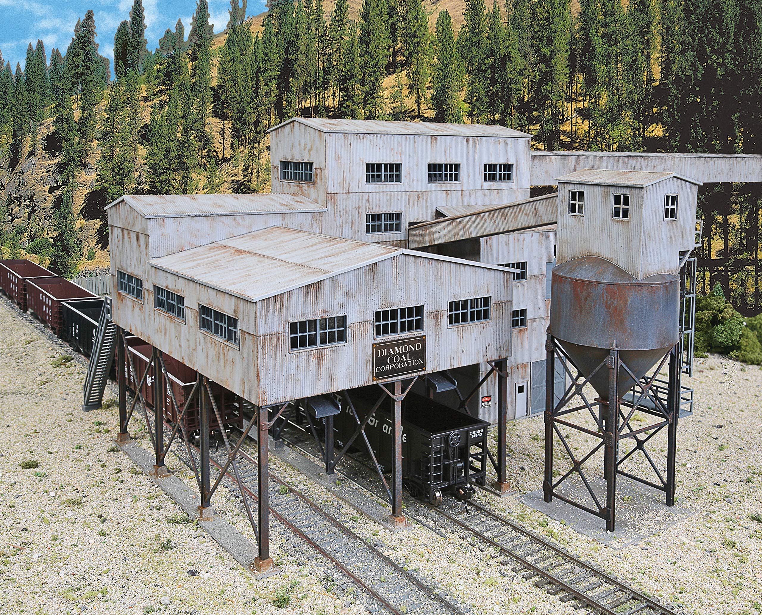 Walthers Cornerstone HO Scale Model Diamond Coal Corporation, 49.2 by 33.4 by 19cm