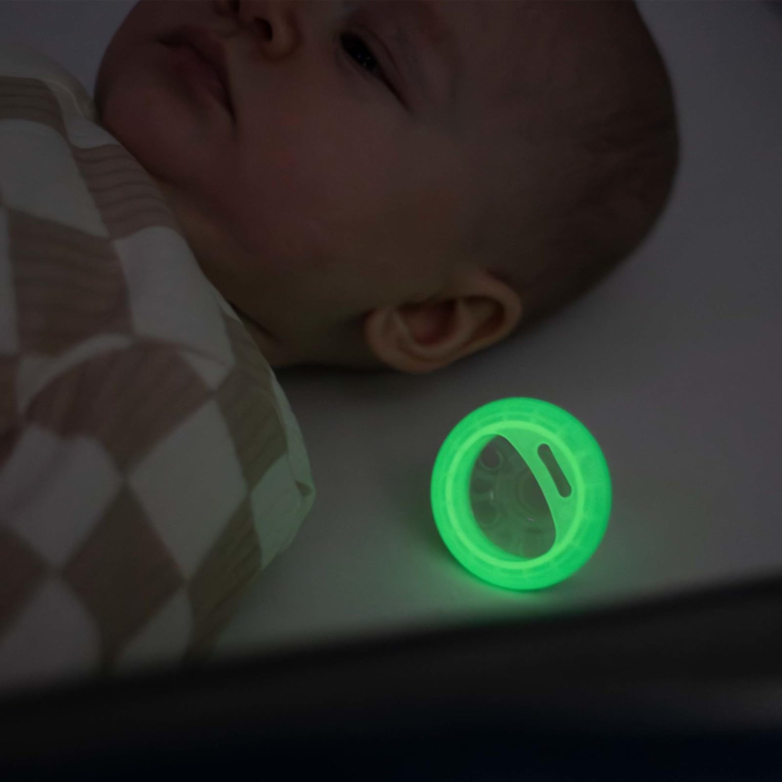 Tommee Tippee Breast-Like Pacifier Night, Glow in The Dark, Skin-Like Texture, Symmetrical Design, BPA-Free, 6-18m, 4-Count