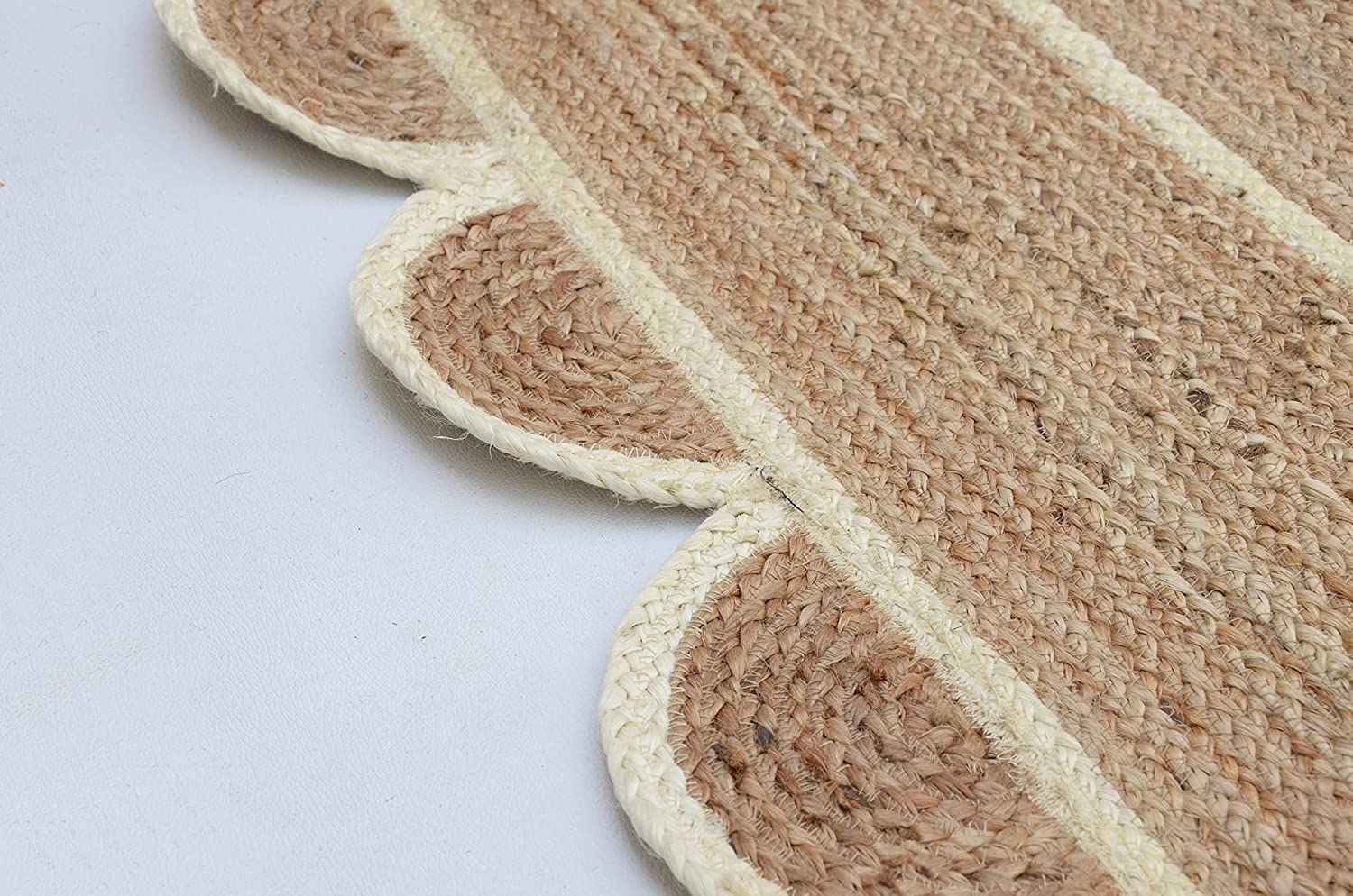 KALVEERA Scalloped Natural Jute Area Rug, Colored Trim (Off White, 11'x14')