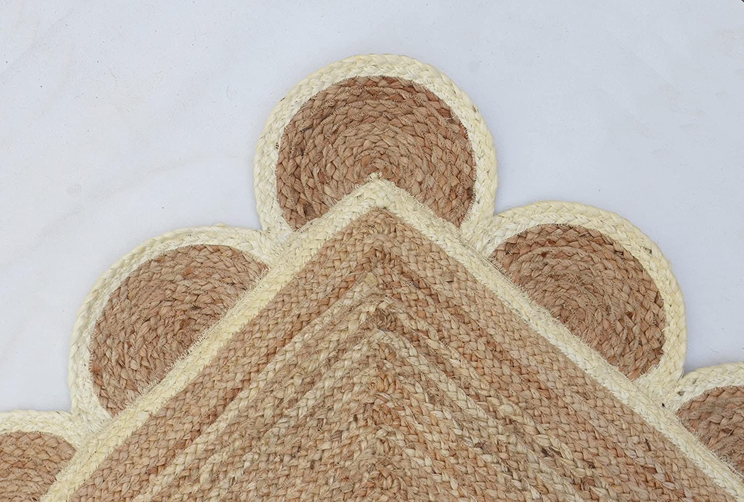 KALVEERA Scalloped Natural Jute Area Rug, Colored Trim (Off White, 11'x14')