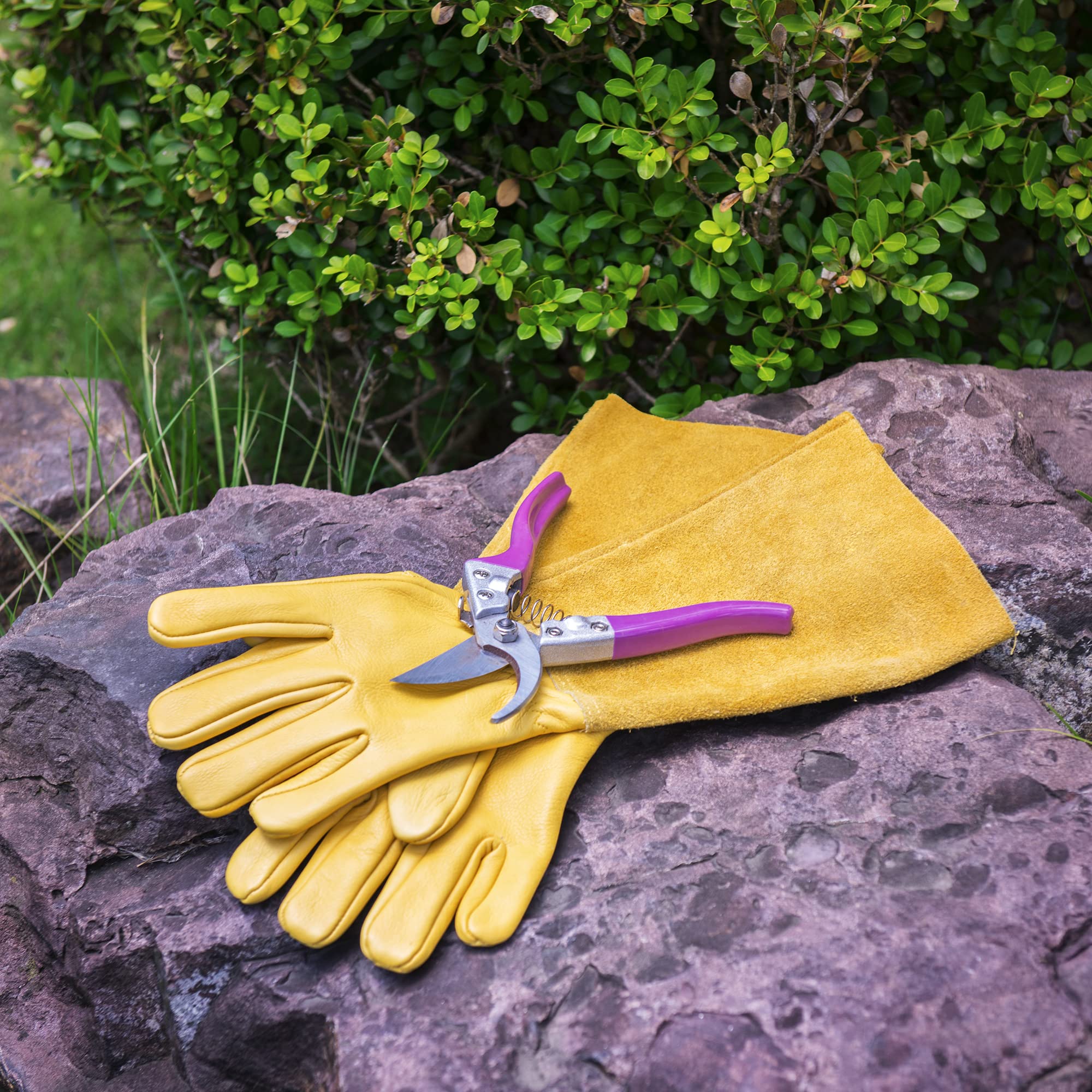 AIWOGLO Thorn Proof Gardening Gloves for Men & Women Rose Pruning Leather Garden Gloves with Long Sleeve Gauntlet(Large)