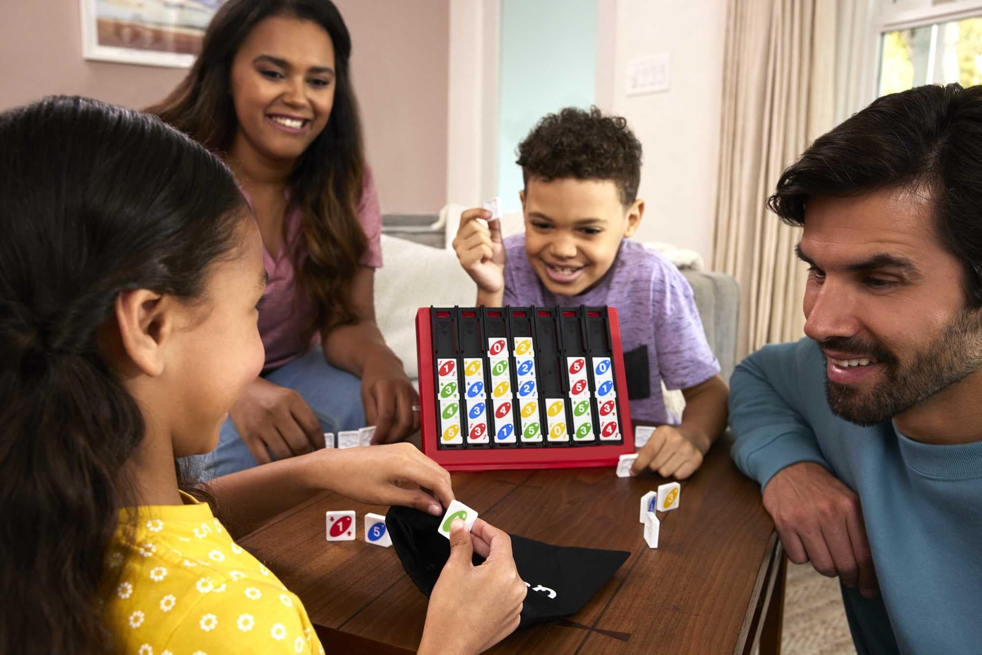 Mattel Games UNO Quatro Game with Colored Tiles & Plastic Grid for Adult, Family & Parties, 2 to 4 Players Ages 7 Years Old & Up