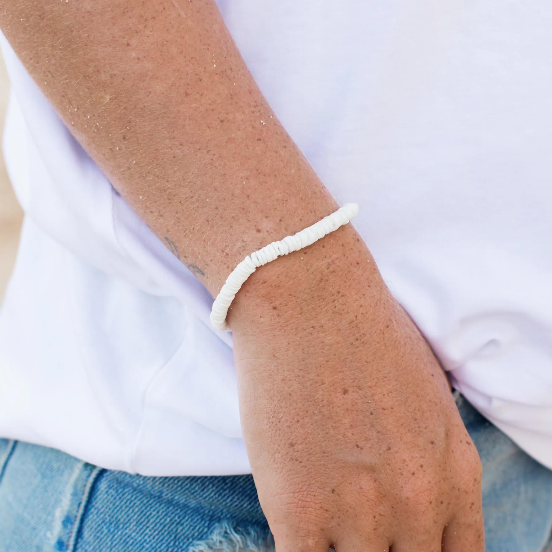POTESSA Puka Shell Bracelet for Women Summer Natural Seashell Hawaiian Pooka Bracelet Heishi Clam Chips Surfer Jewelry