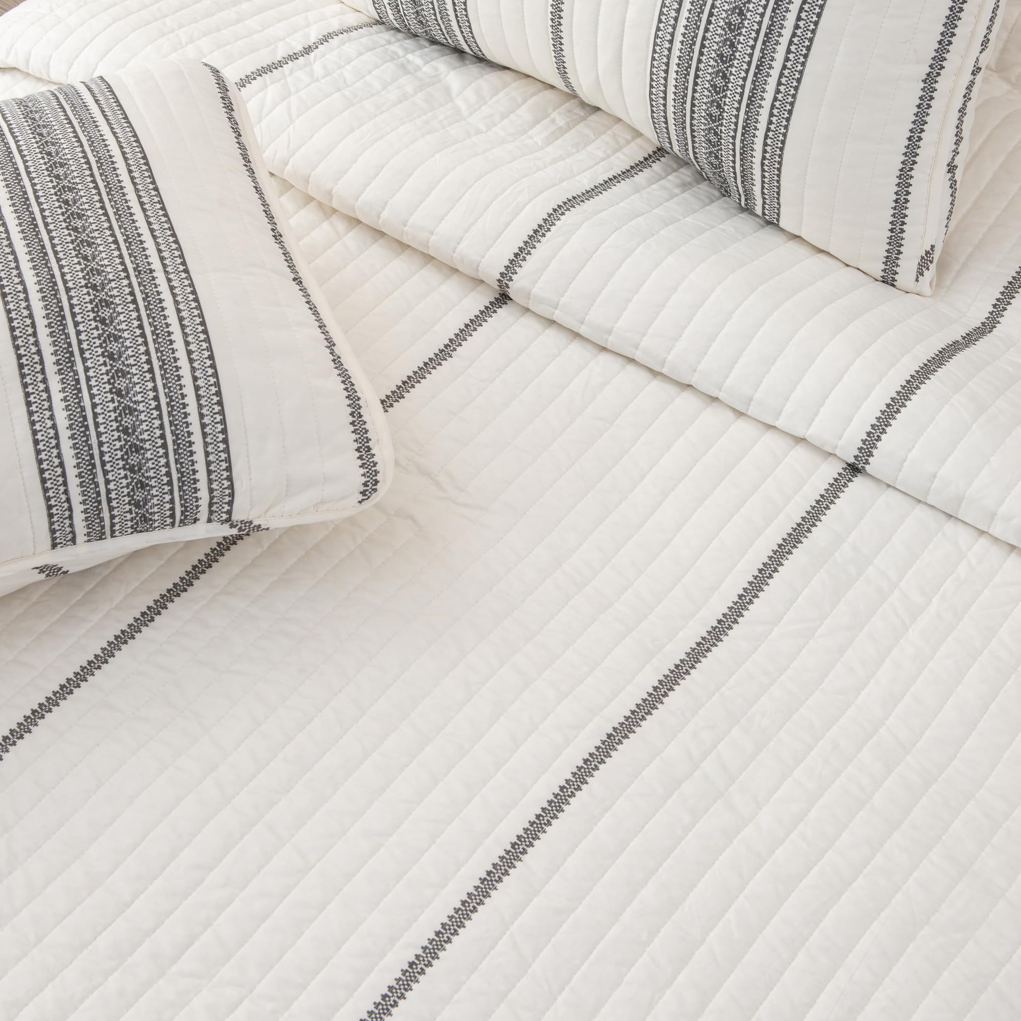 Great Bay Home King Reversible Quilt Bedding Set - All Season, Modern, Lightweight Bedspreads - White and Grey Striped Coverlets (Includes 1 Quilt, 2 Pillow Shams)