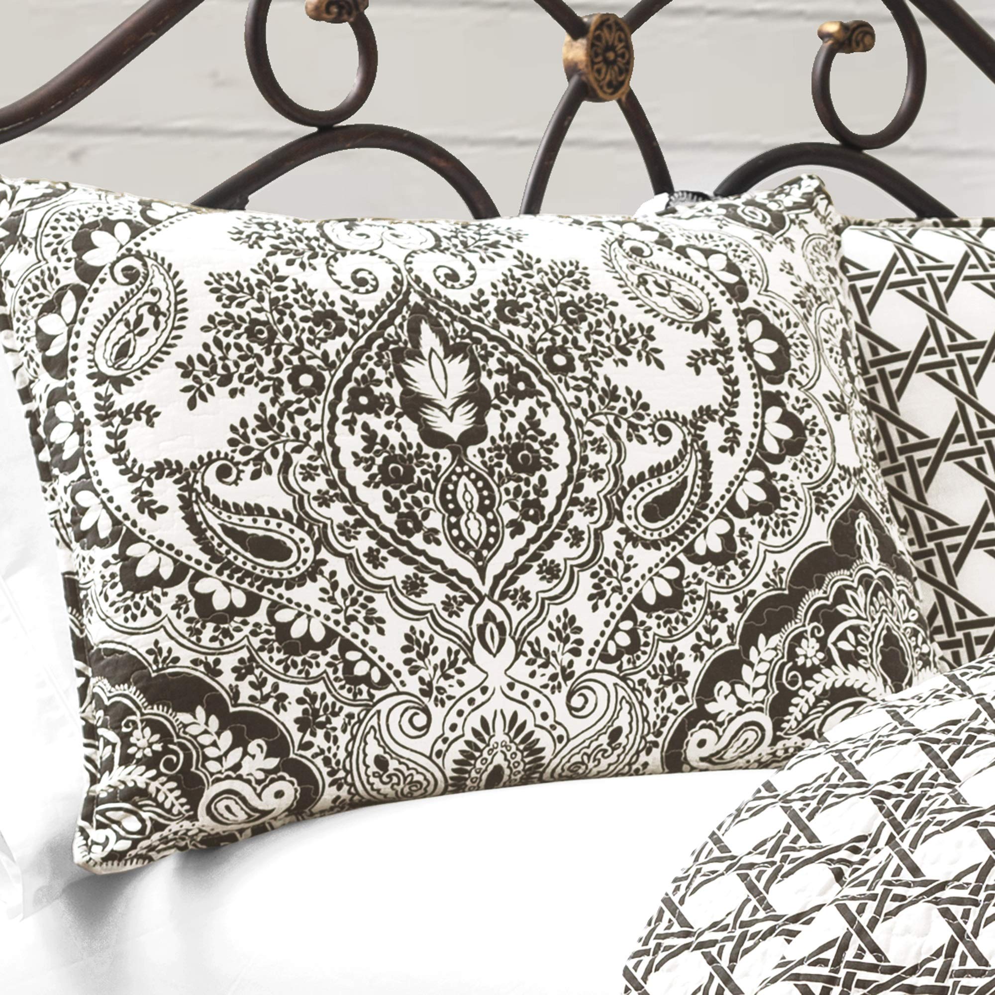Lush Decor Aubree Quilt Paisley Damask Print Pattern Reversible 3 Piece Lightweight Bedding Blanket Bedspread Set - Full Queen - Black and White