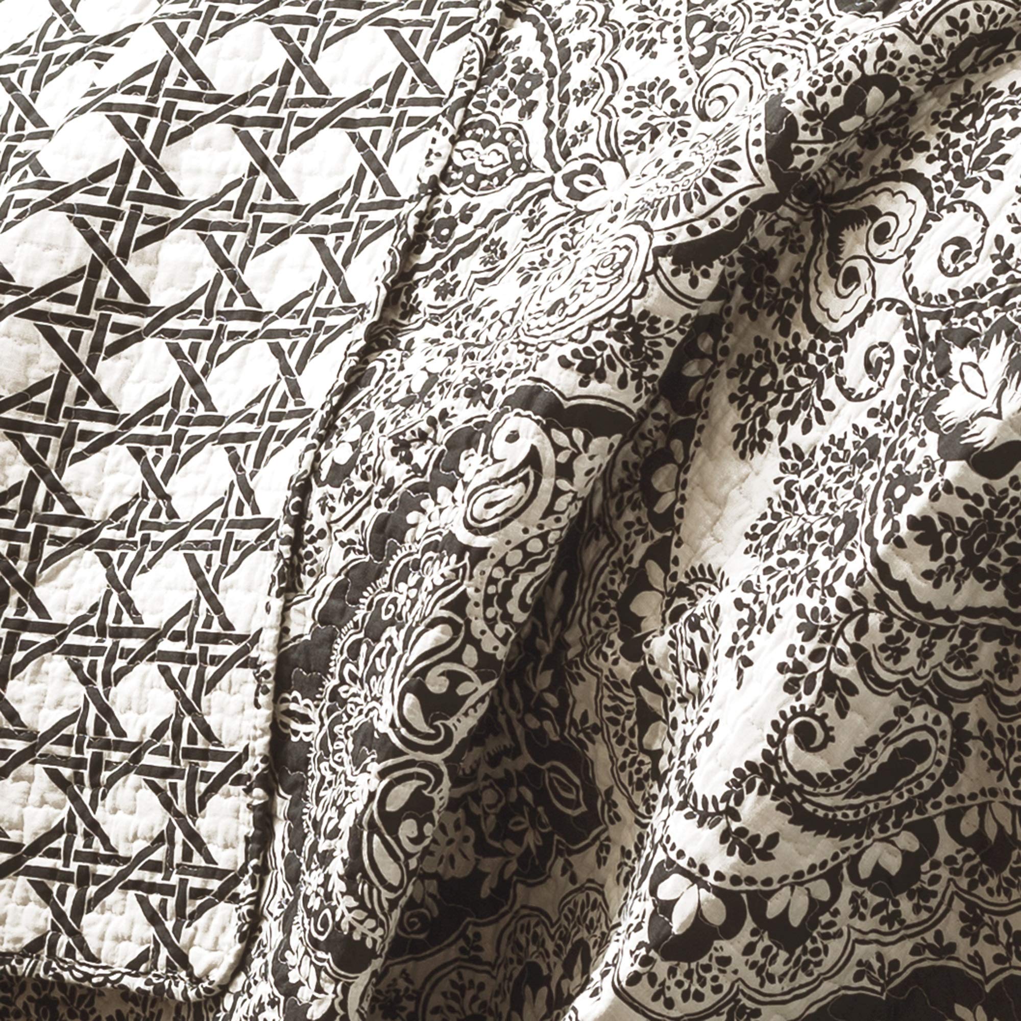 Lush Decor Aubree Quilt Paisley Damask Print Pattern Reversible 3 Piece Lightweight Bedding Blanket Bedspread Set - Full Queen - Black and White