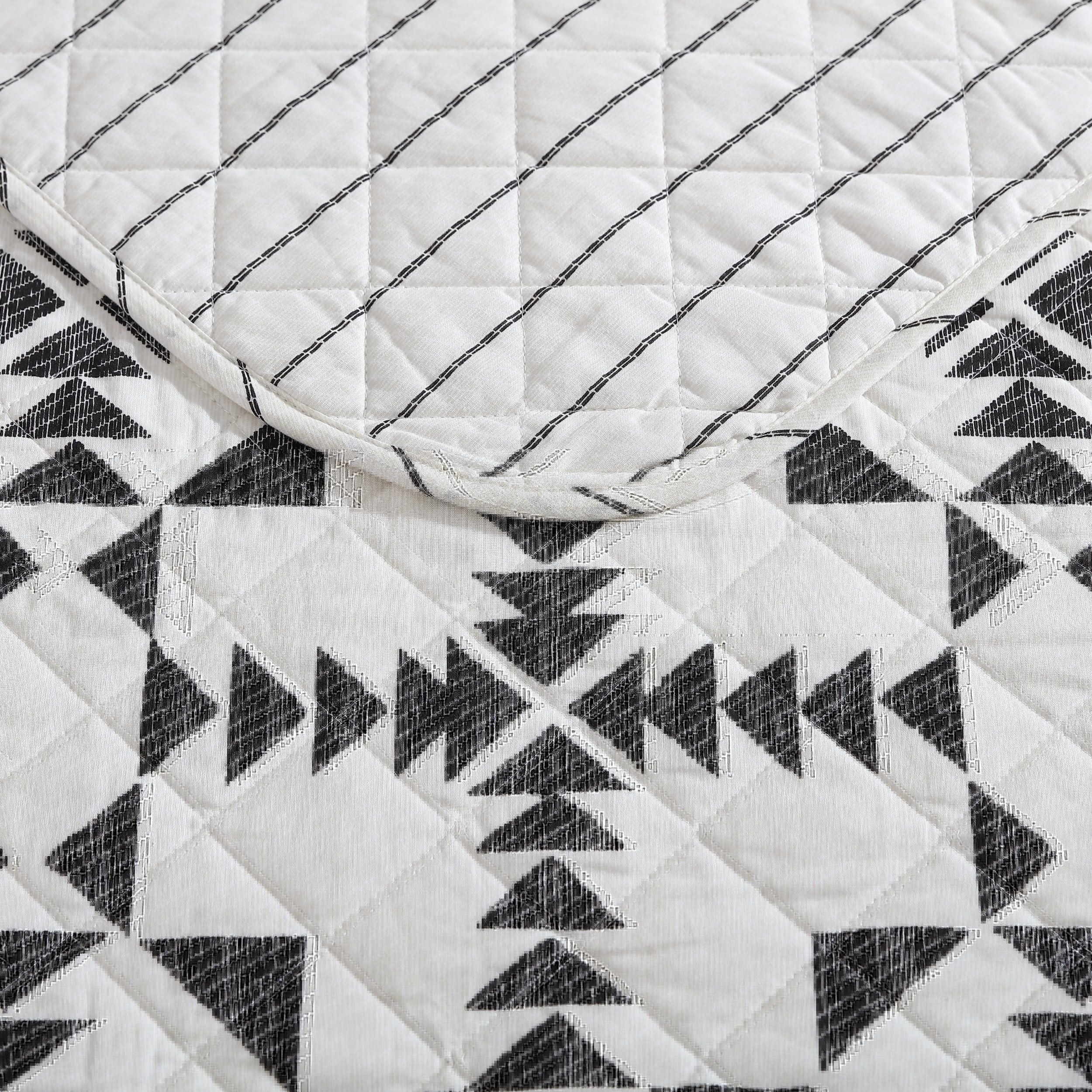 Eddie Bauer - King Quilt Set, Reversible Cotton Bedding with Matching Shams, Lightweight Home Decor for All Seasons (Arrowhead Charcoal, King)