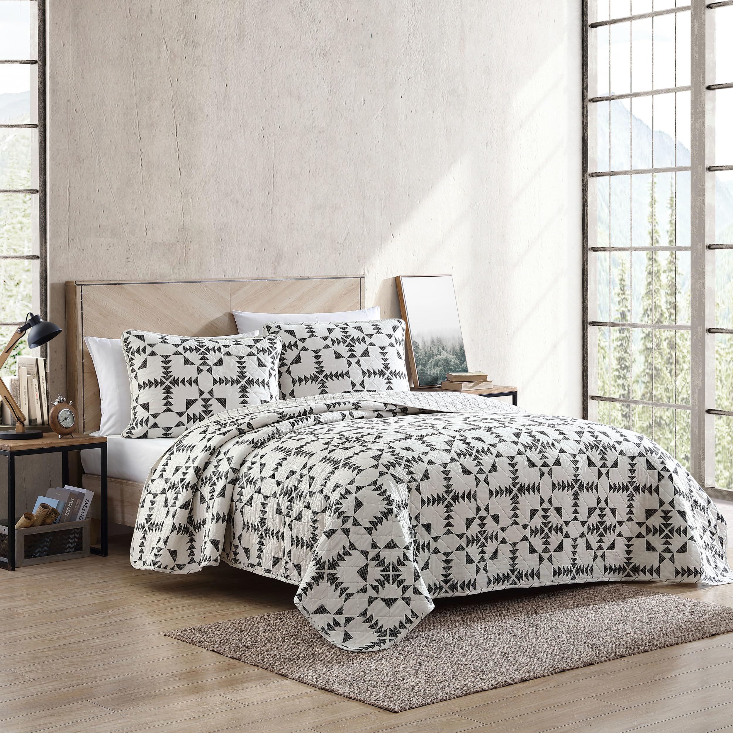 Eddie Bauer - King Quilt Set, Reversible Cotton Bedding with Matching Shams, Lightweight Home Decor for All Seasons (Arrowhead Charcoal, King)