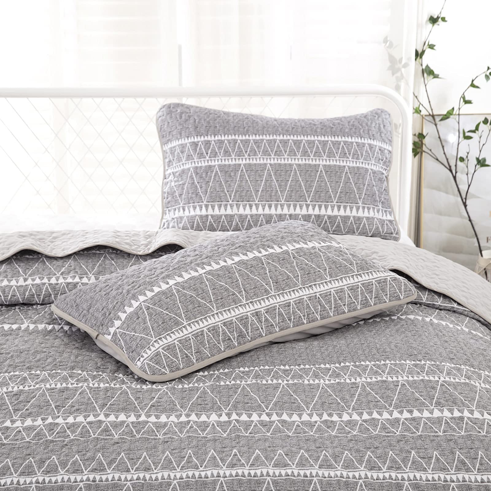 WONGS BEDDING Grey Quilt Set Queen, Boho Striped Triangle Printed Bedspread Coverlet Set, 3 Pieces (1 Quilt + 2 Pillowcases), Soft Microfiber Lightweight Bohemian Bedding Quilt for Summer 90"x96"