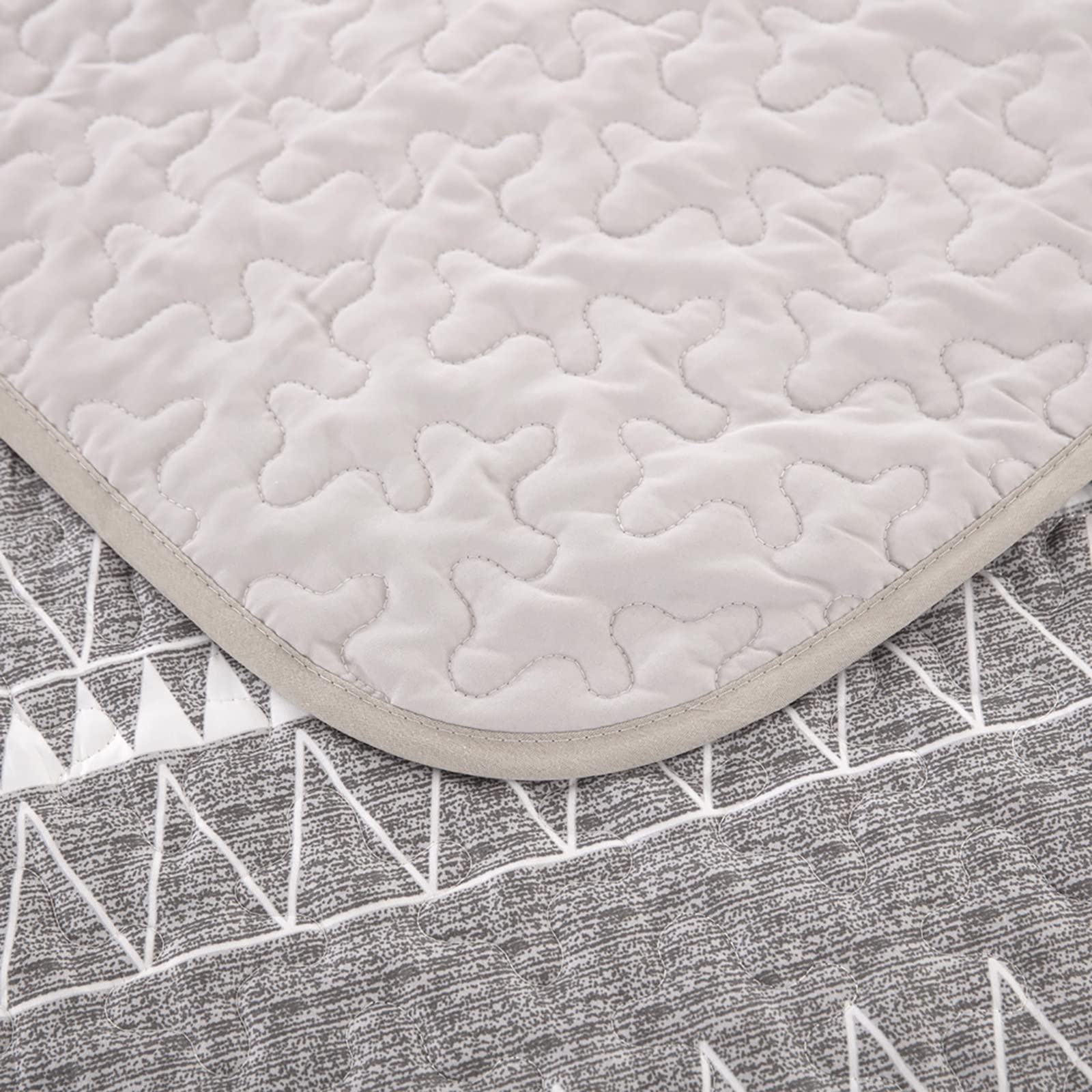 WONGS BEDDING Grey Quilt Set Queen, Boho Striped Triangle Printed Bedspread Coverlet Set, 3 Pieces (1 Quilt + 2 Pillowcases), Soft Microfiber Lightweight Bohemian Bedding Quilt for Summer 90"x96"