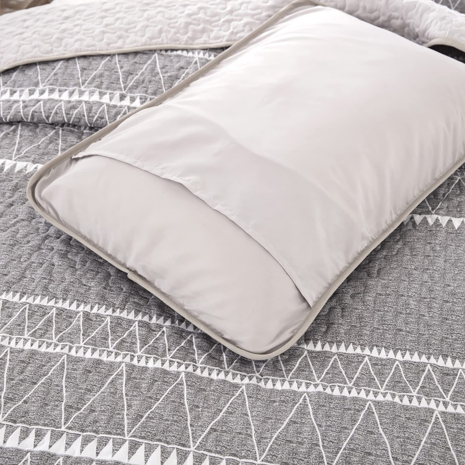 WONGS BEDDING Grey Quilt Set Queen, Boho Striped Triangle Printed Bedspread Coverlet Set, 3 Pieces (1 Quilt + 2 Pillowcases), Soft Microfiber Lightweight Bohemian Bedding Quilt for Summer 90"x96"
