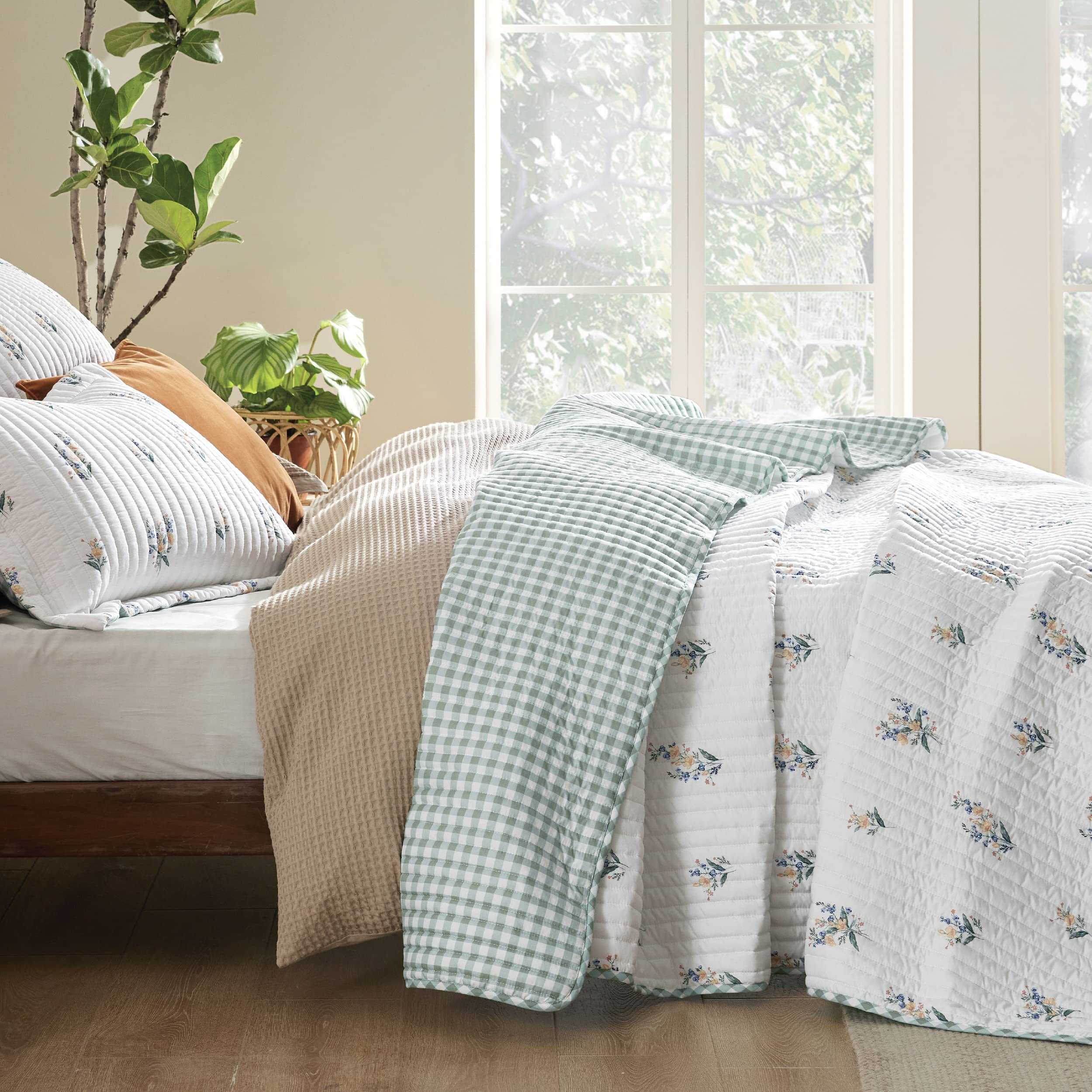 Bedsure Twin Quilt Set Dorm Bedding - Lightweight Floral Quilt Twin Extra Long, Green and White Plaid Botanical Bedspread, Reversible Microfiber Coverlet with 1 Pillow Sham for All Seasons (68"x86")